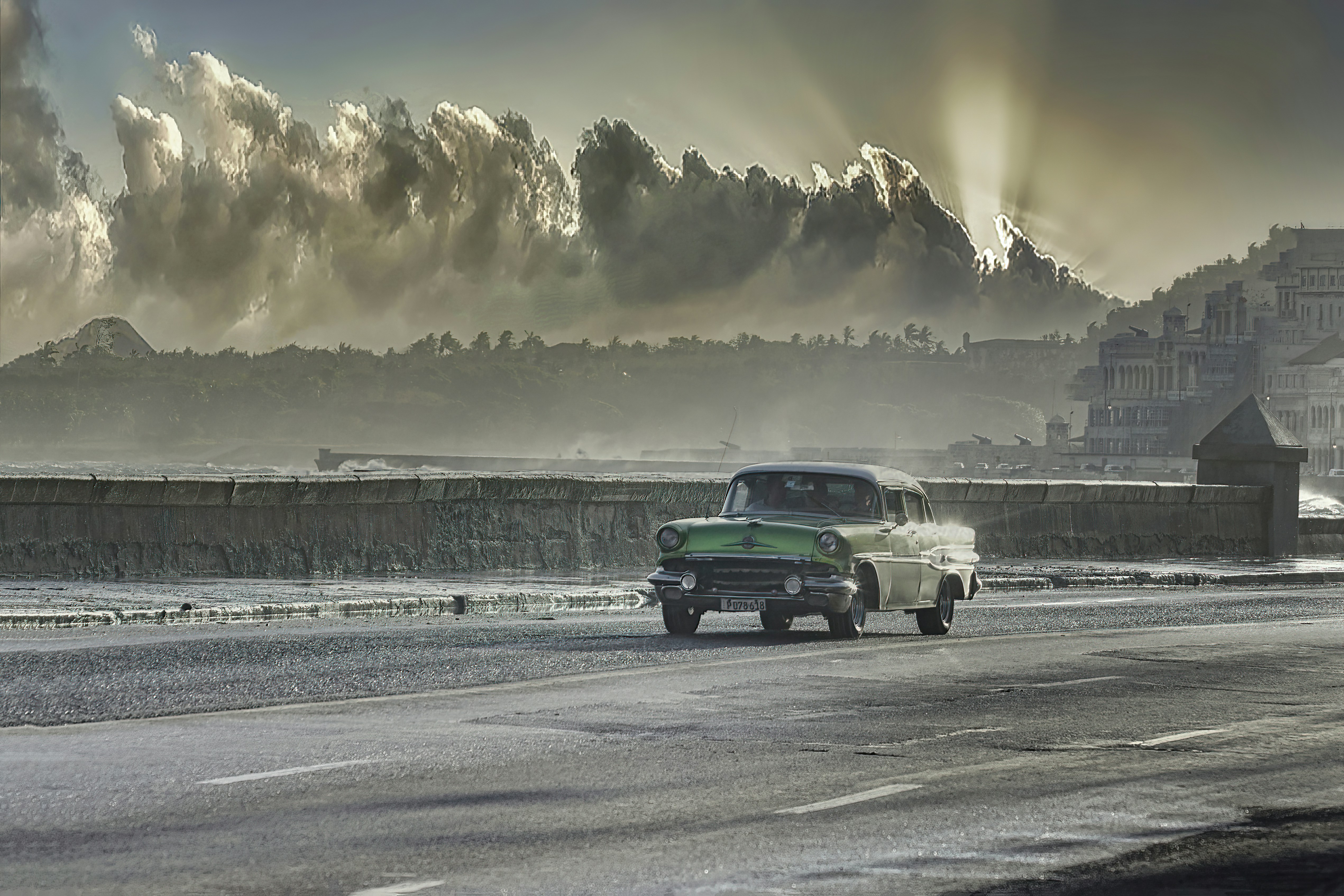 Foto Un coche en una carretera con humo saliendo de ella – Imagen Cuba ...