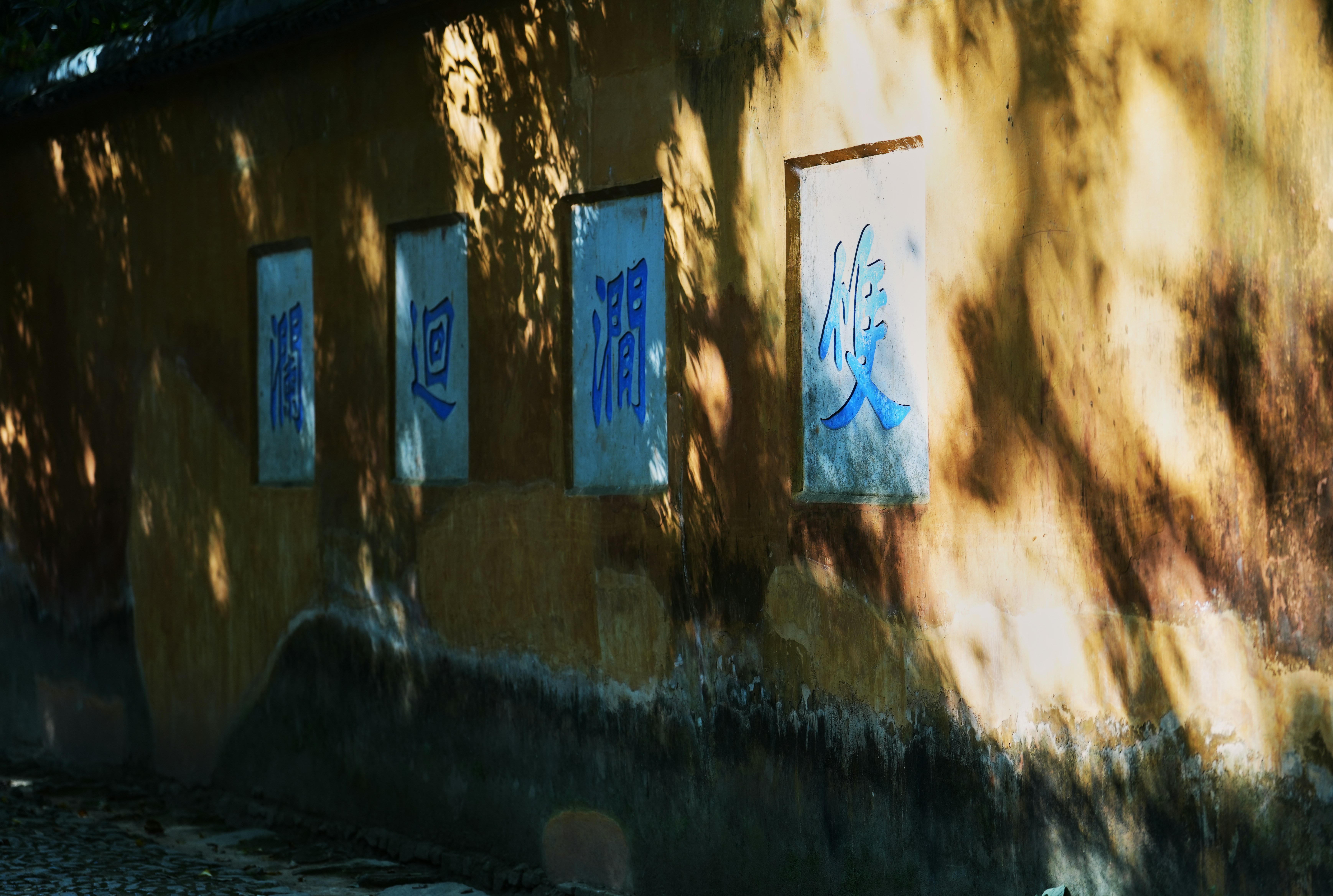 Foto zum Thema Eine Wand mit Schildern darauf – Kostenloses Bild zu ...