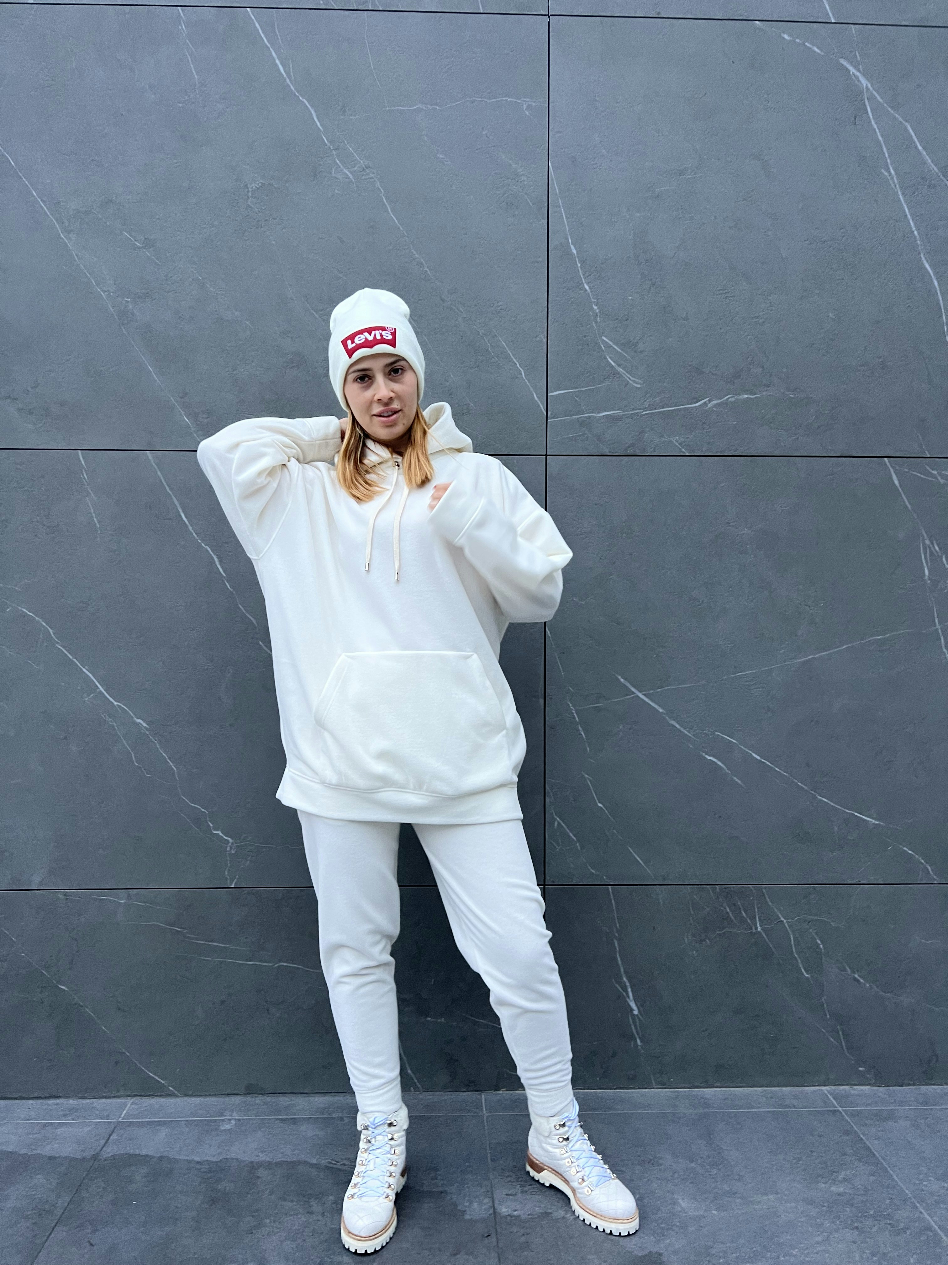 Foto Una persona posando para una foto – Imagen Persona gratis en Unsplash