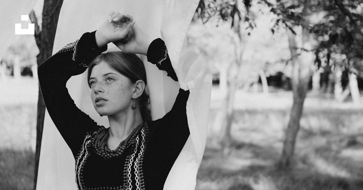 Foto Una Mujer Parada Debajo De Un árbol Imagen Cara Gratis En Unsplash