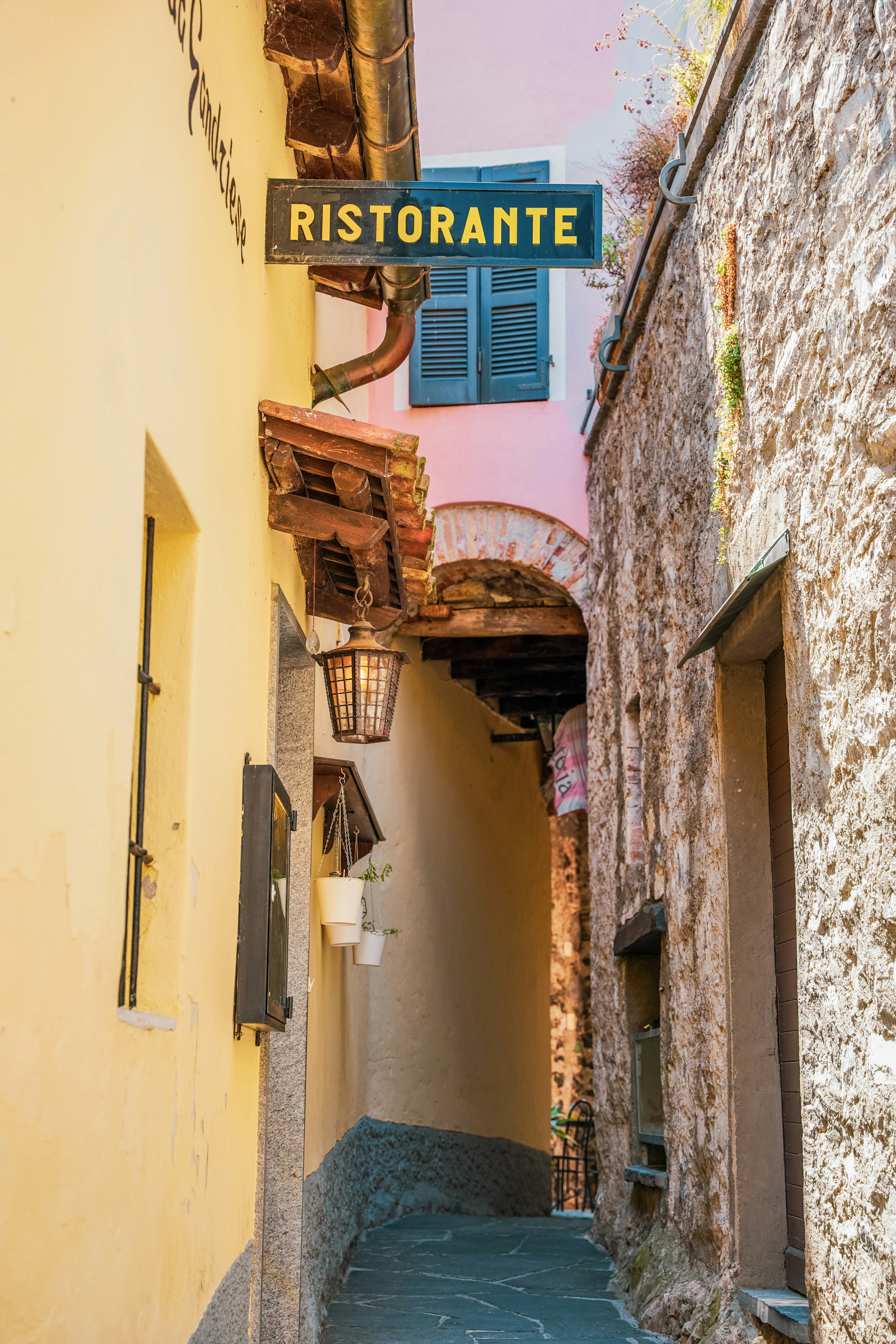 a narrow alley way with a sign