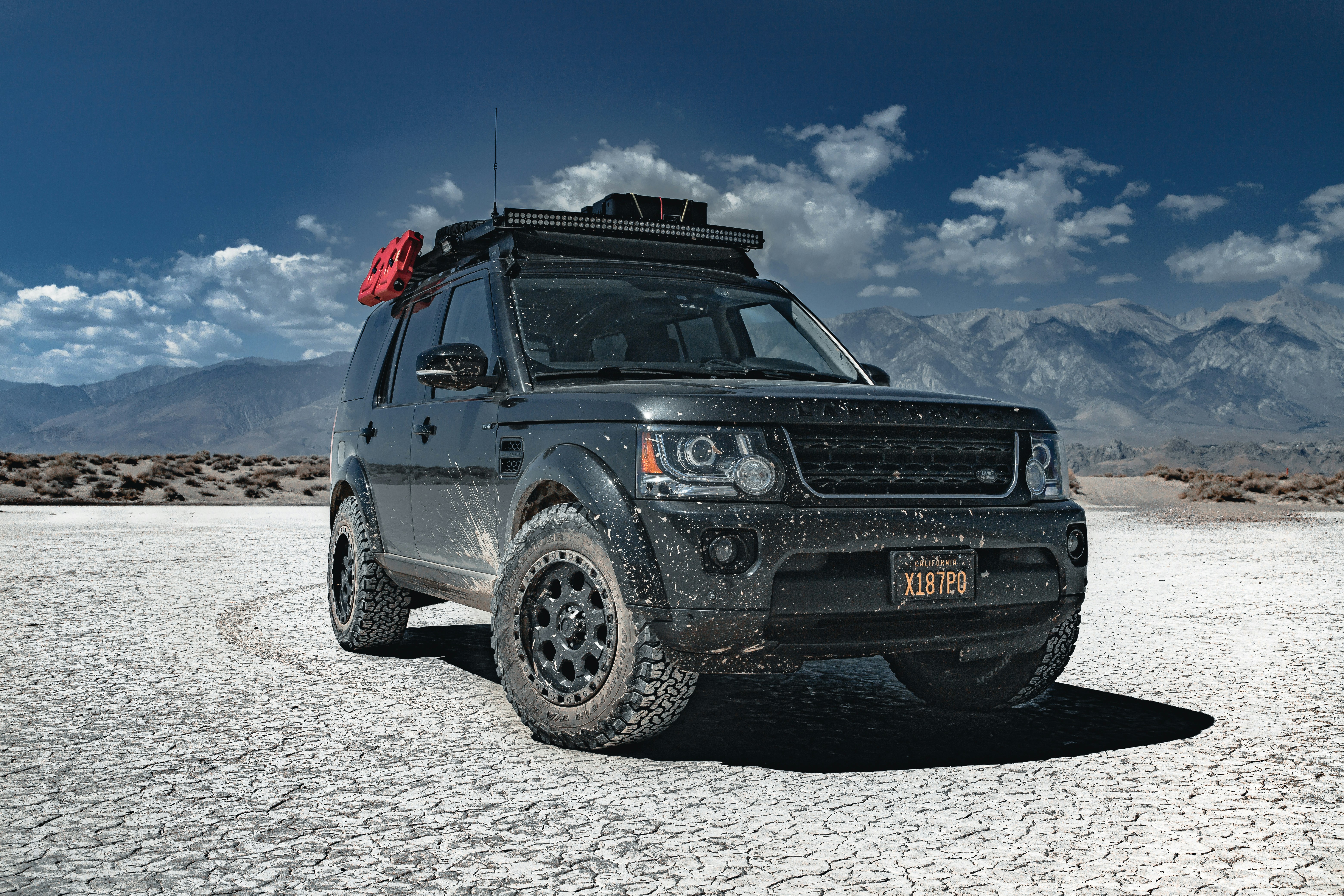 모래밭에 주차된 차 사진 – Unsplash의 무료 오버 랜드 이미지