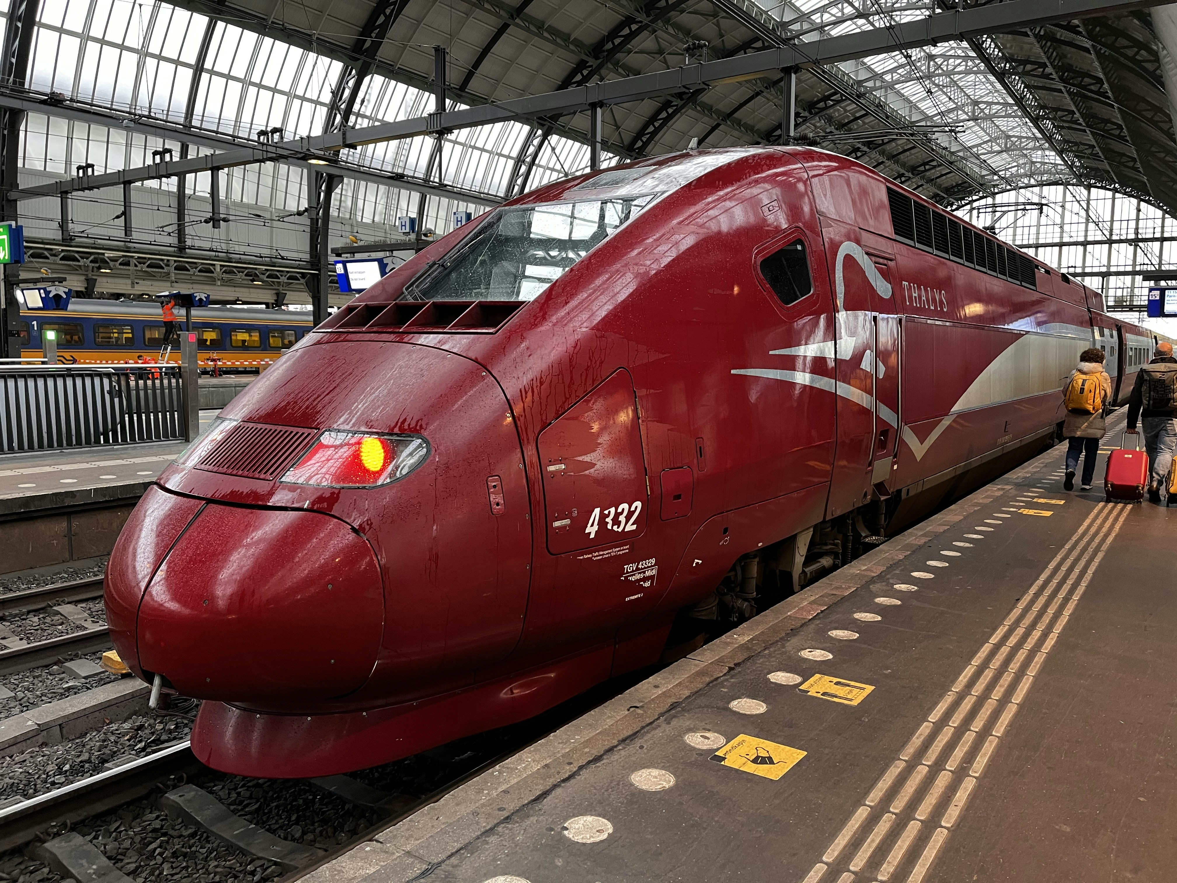 Un train rouge dans une gare photo – Photo Véhicule Gratuite sur Unsplash