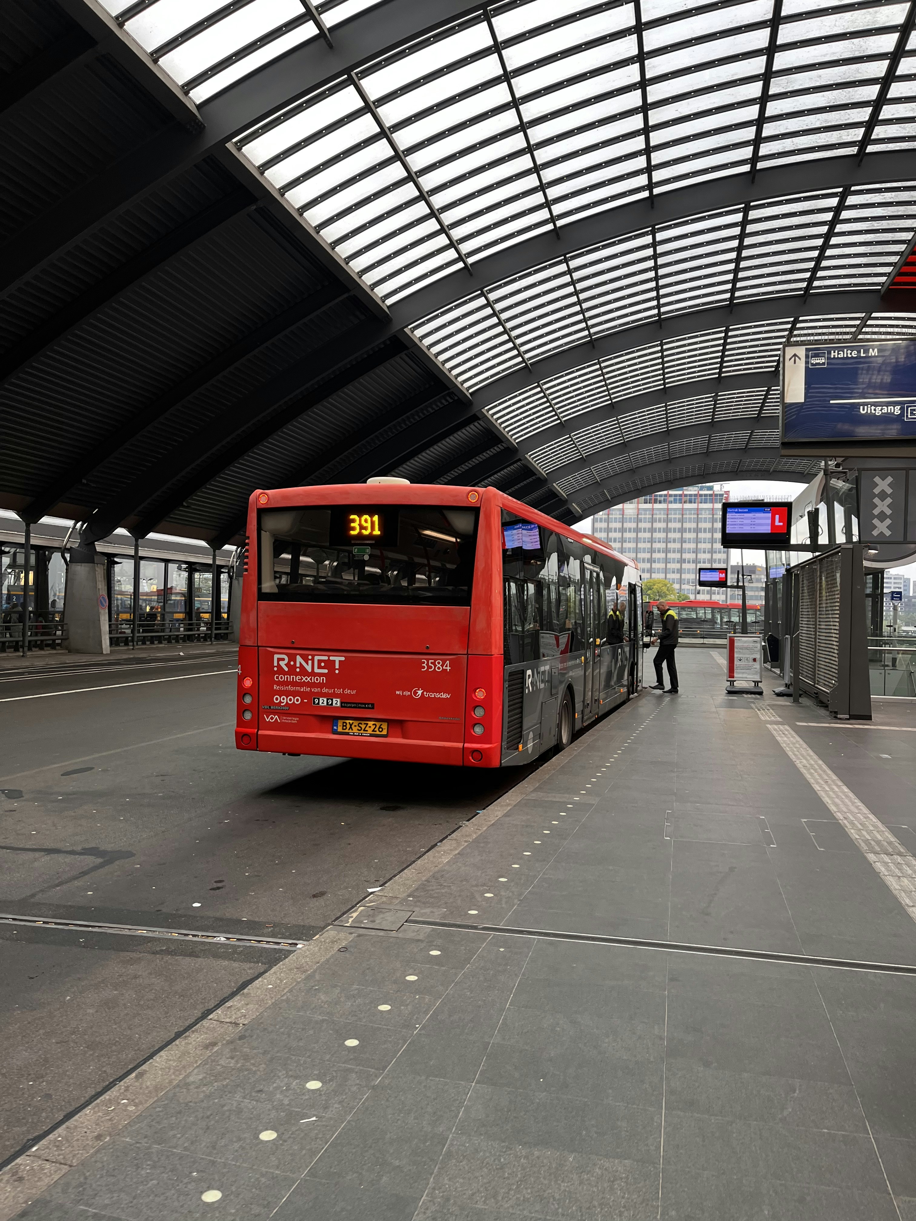 Un bus rouge dans une gare photo – Photo Terminal Gratuite sur Unsplash