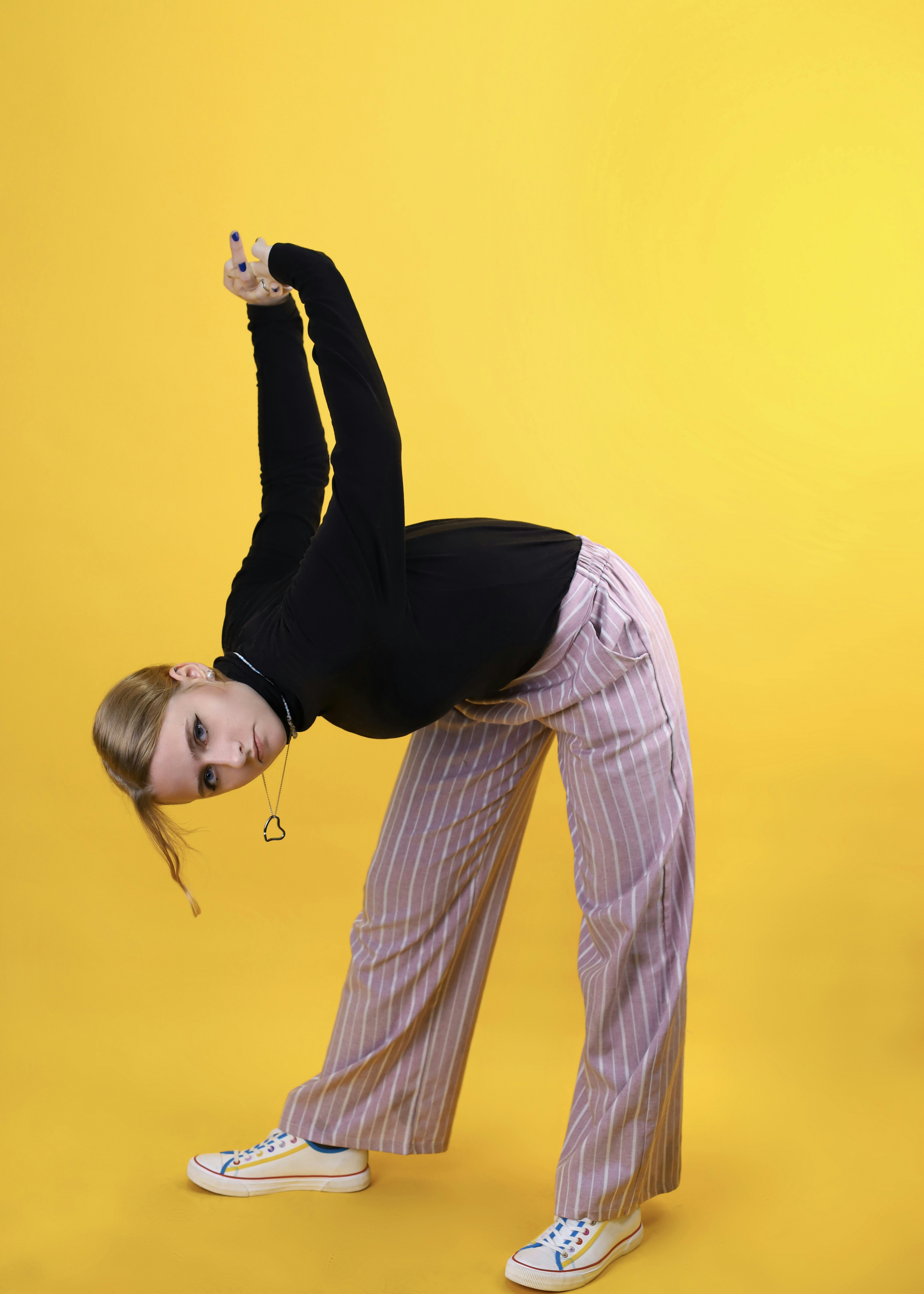 Foto Una persona posando para una foto – Imagen Persona gratis en Unsplash