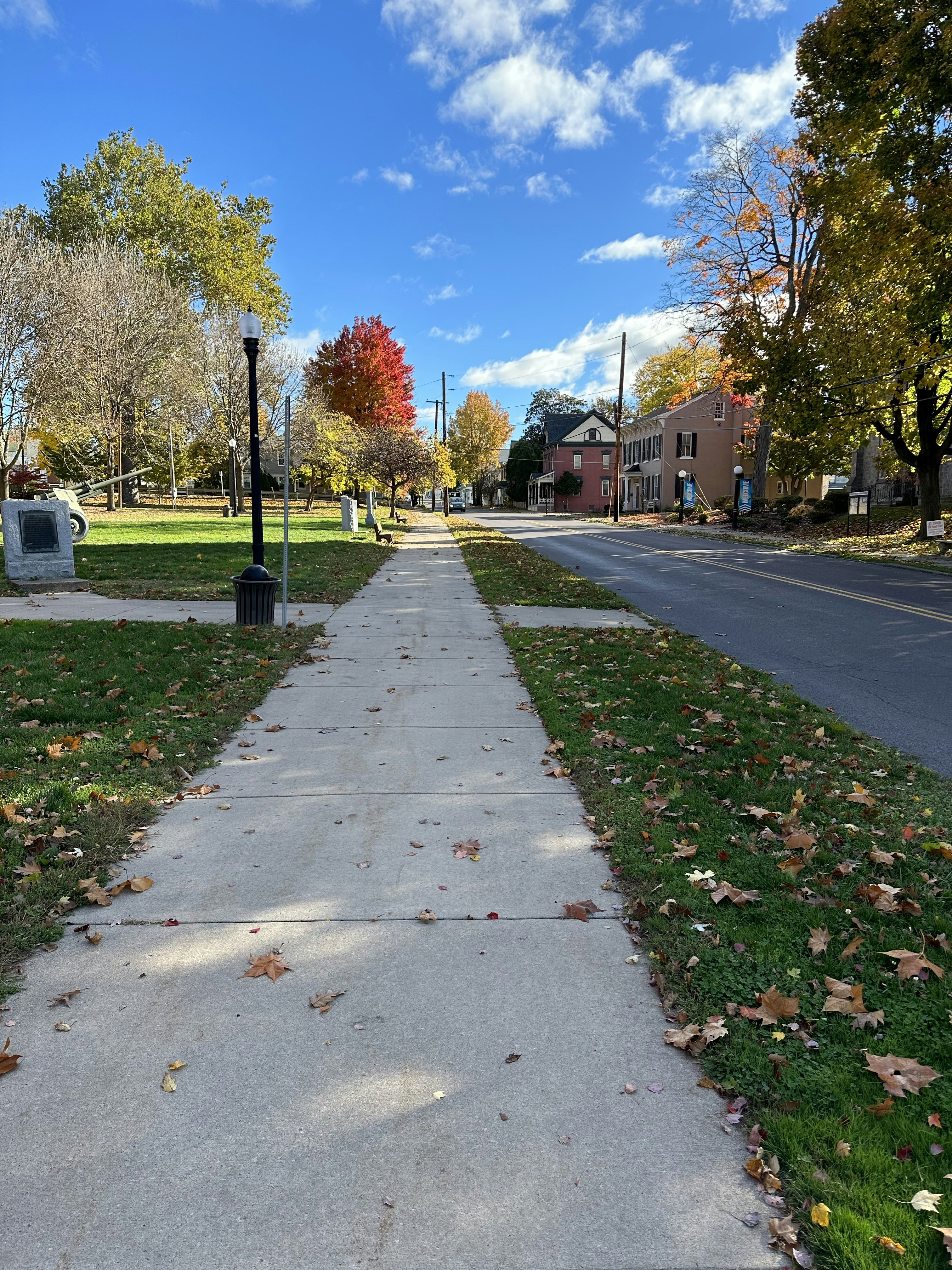 Foto Una acera con césped y árboles – Imagen Parque conmemorativo ...