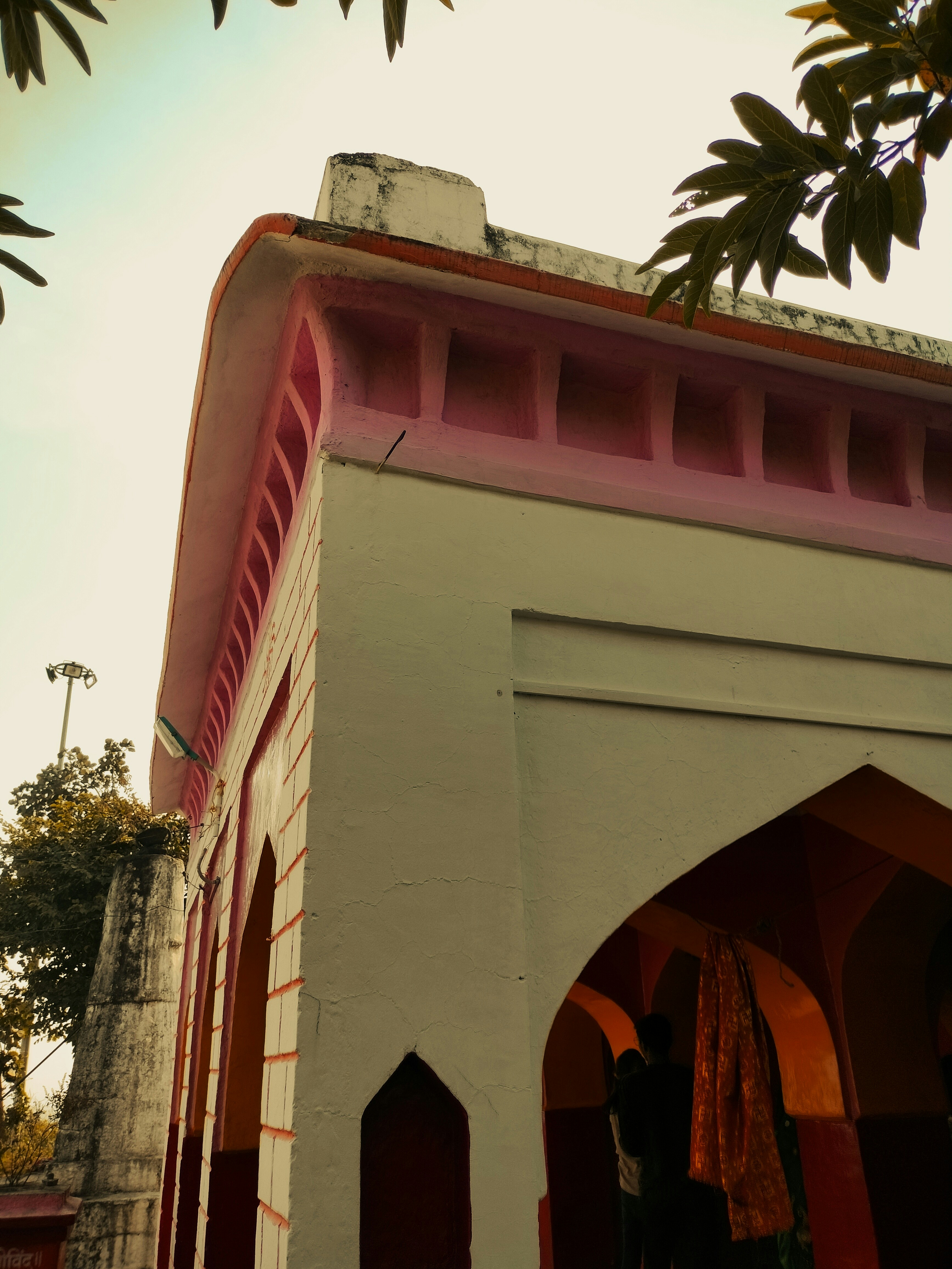 Un bâtiment au toit rouge photo – Photo Inde Gratuite sur Unsplash