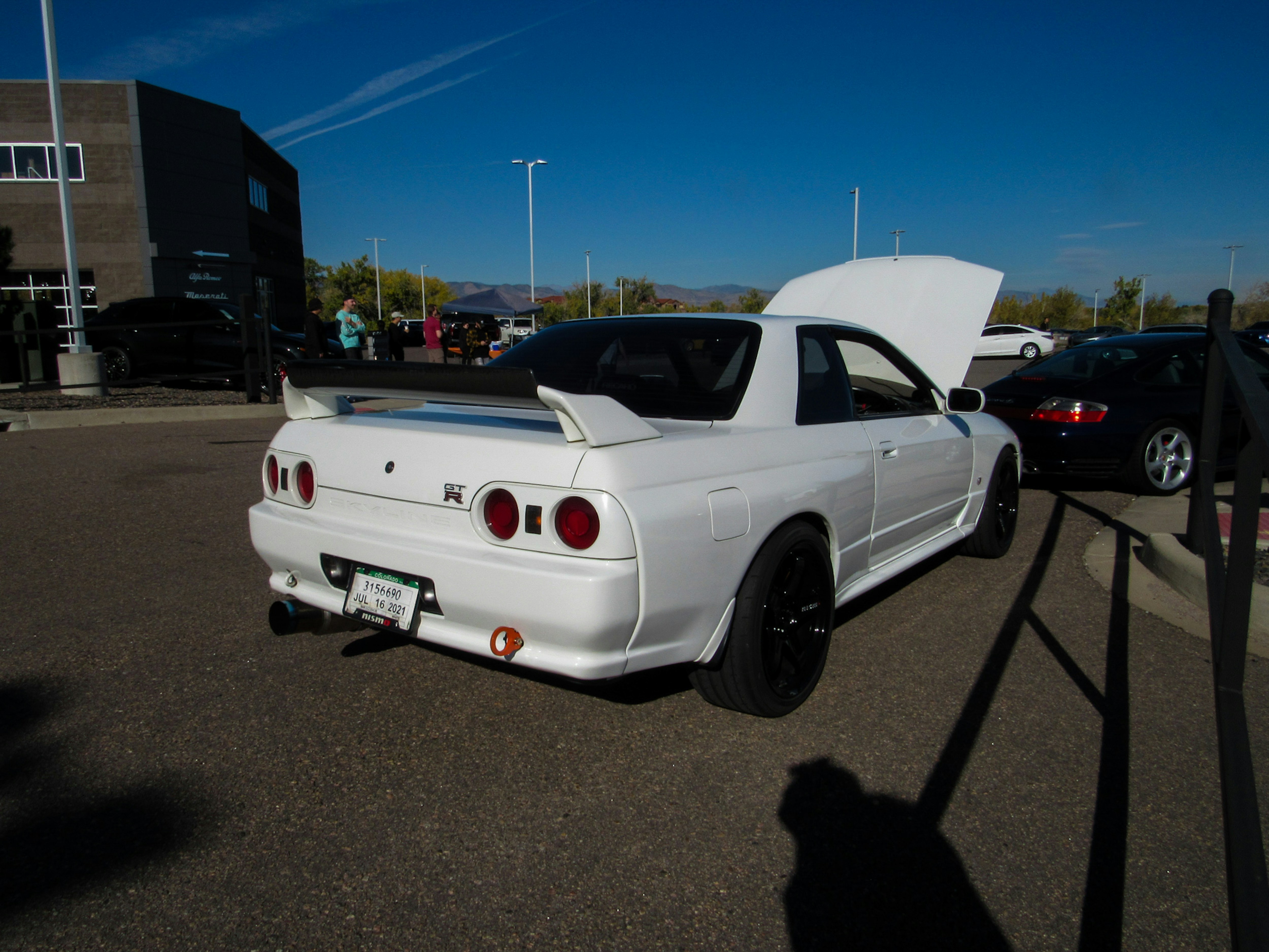 Une voiture blanche avec un capot ouvert photo – Photo gratuite sur ...