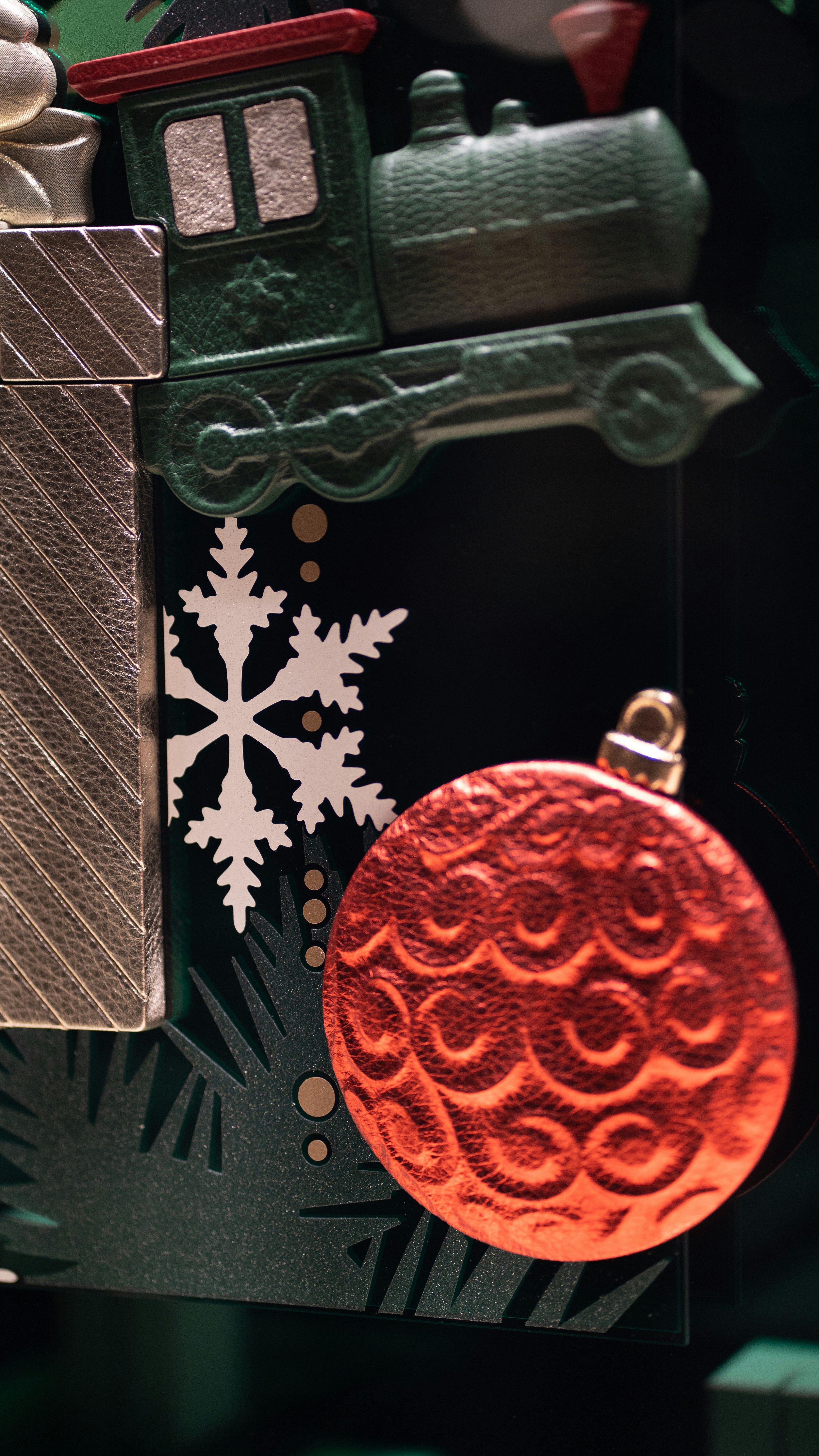 a red and green glass with a star on top