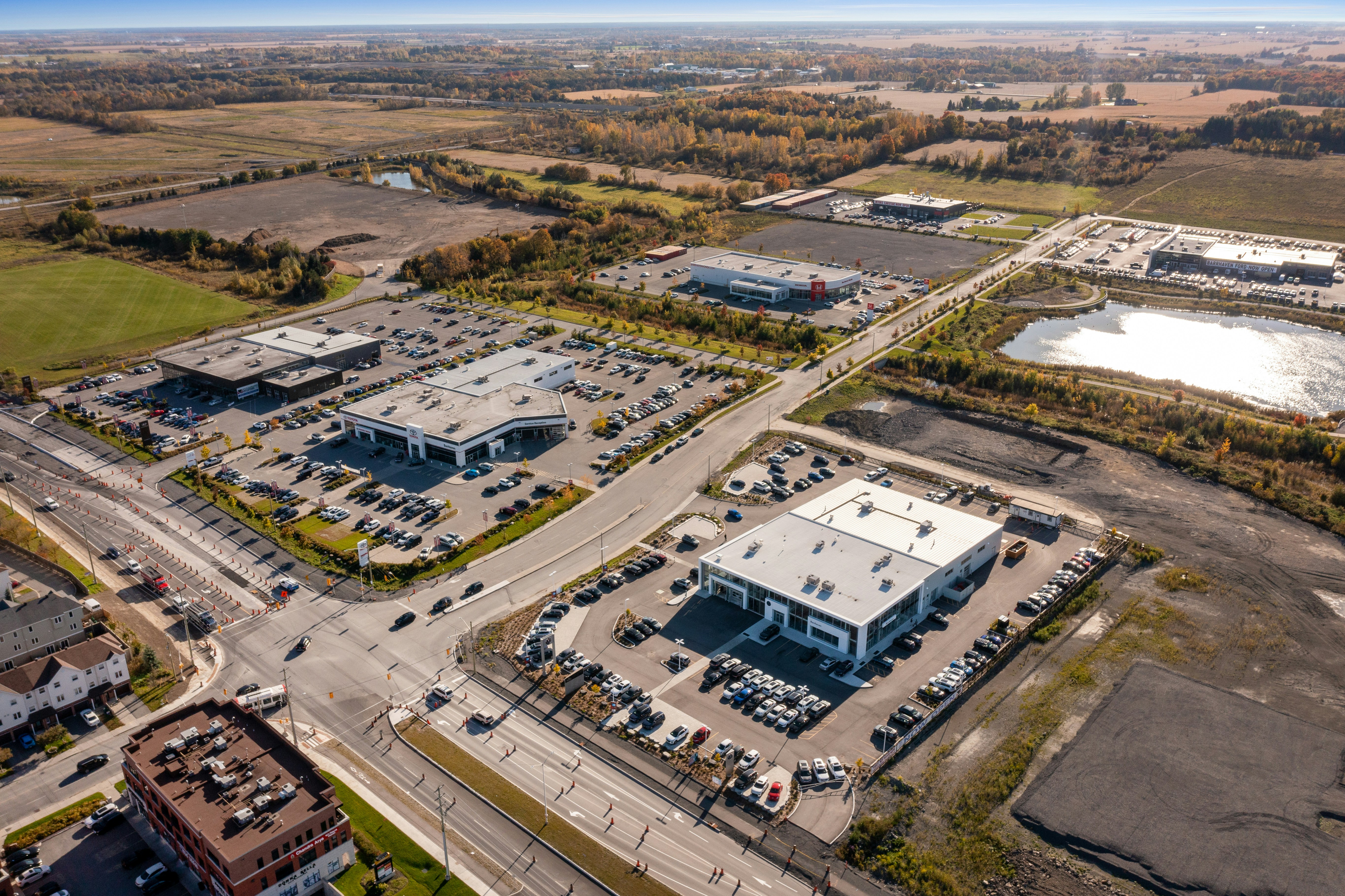 An aerial view of a large building photo – Free Suburbia Image on Unsplash