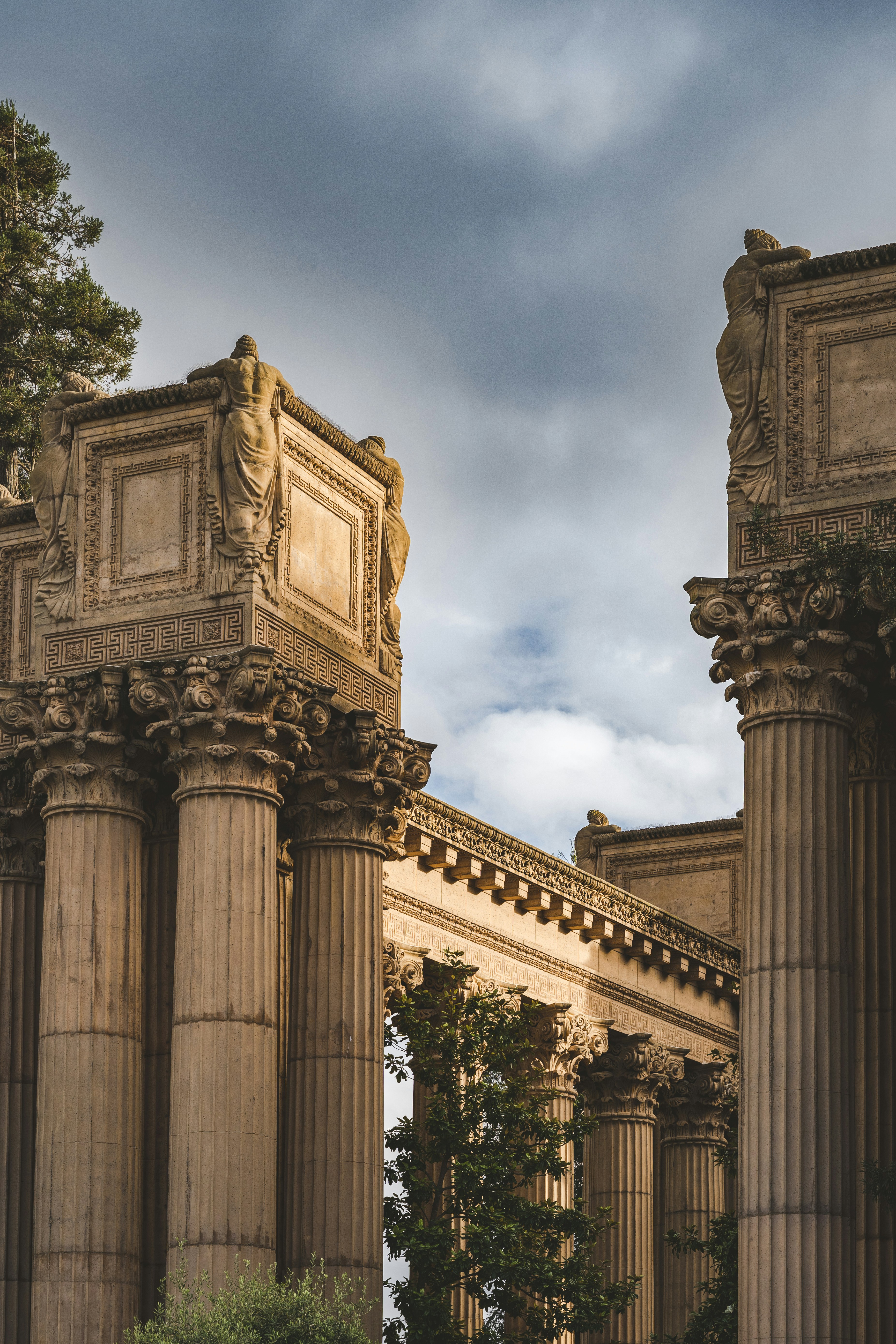 A building with pillars photo – Free San francisco Image on Unsplash