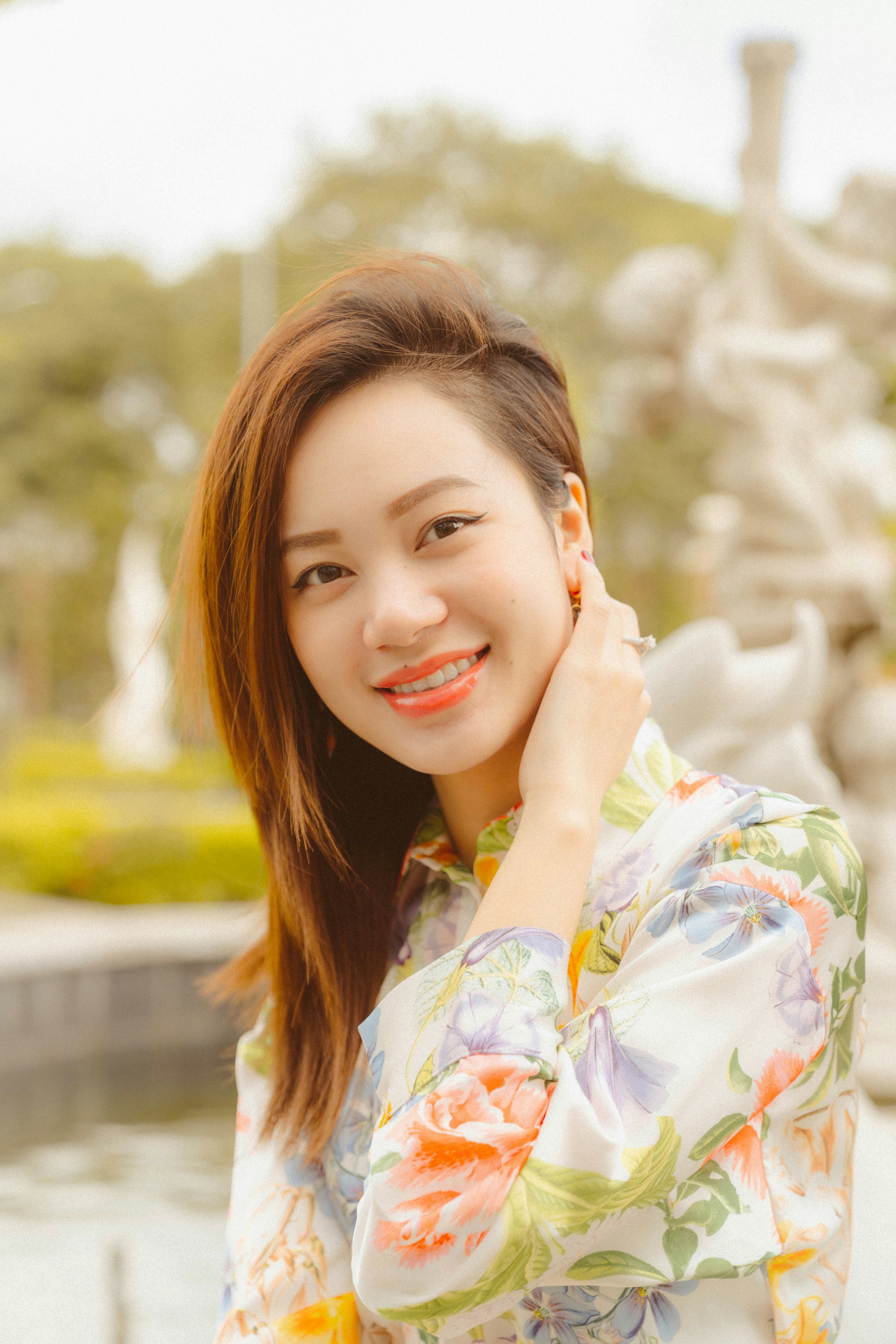 Une personne souriante avec la main sur le visage photo – Photo Tête ...