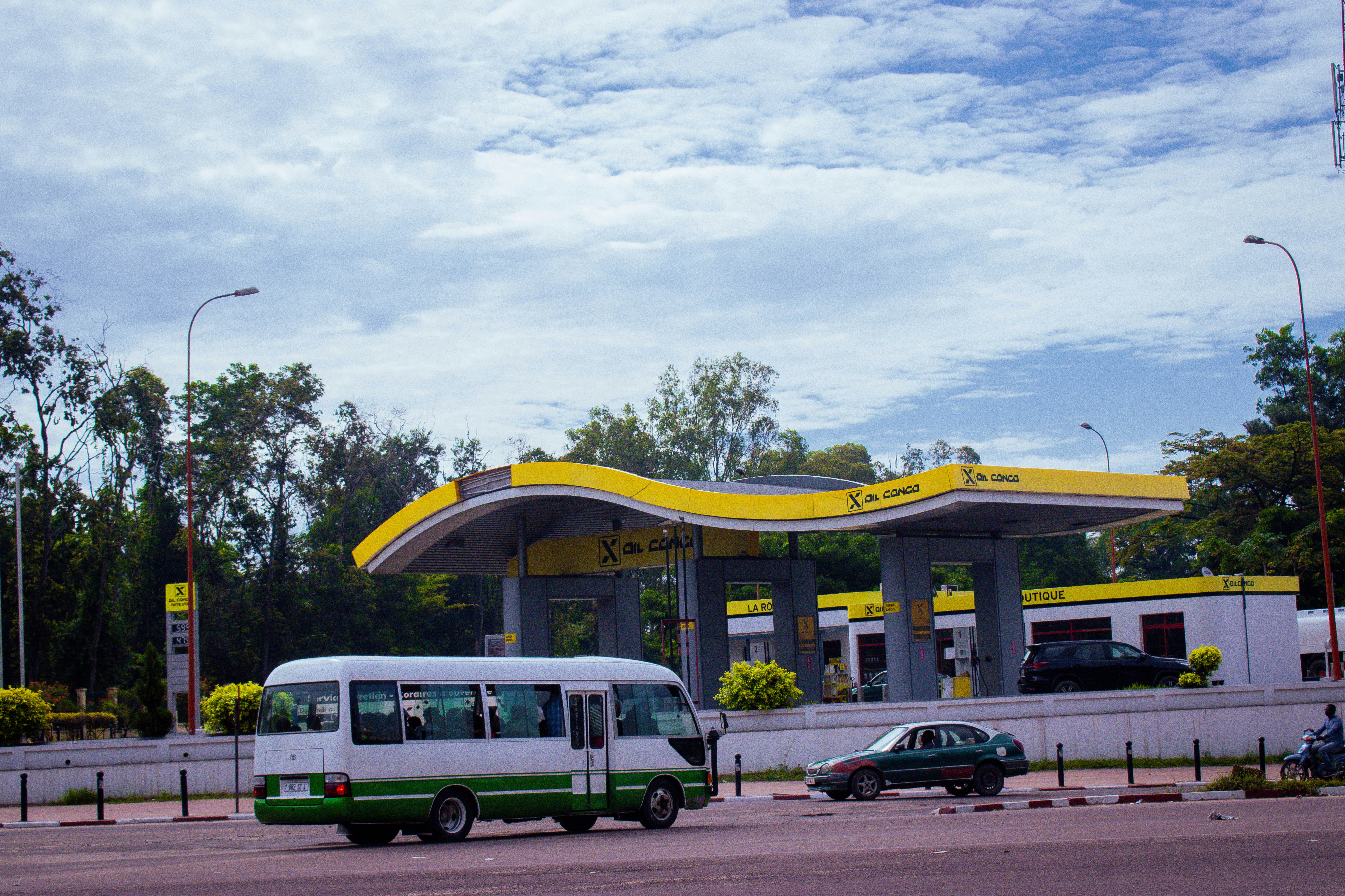 Un bus garé devant un immeuble photo – Photo Congo Gratuite sur Unsplash