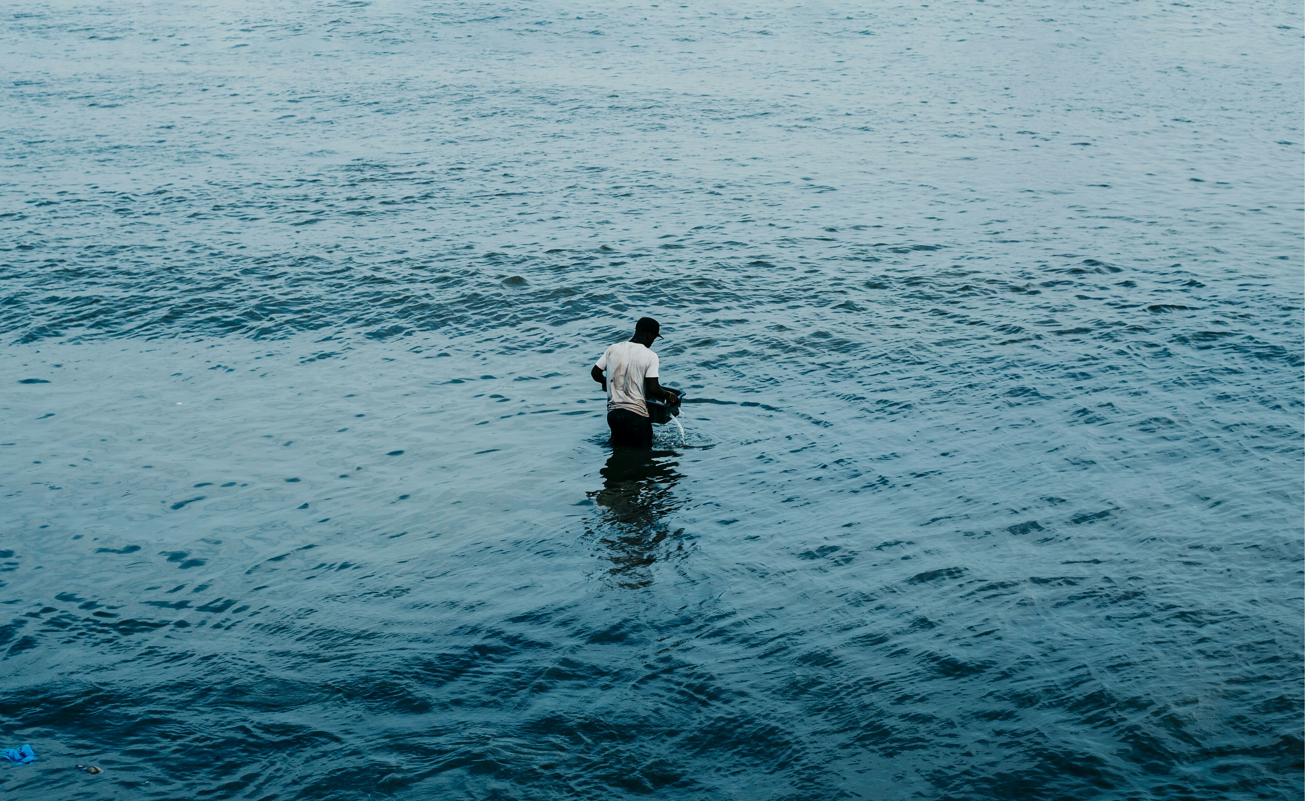 Una persona pescando en el agua foto – Imagen de Accra gratuita en Unsplash