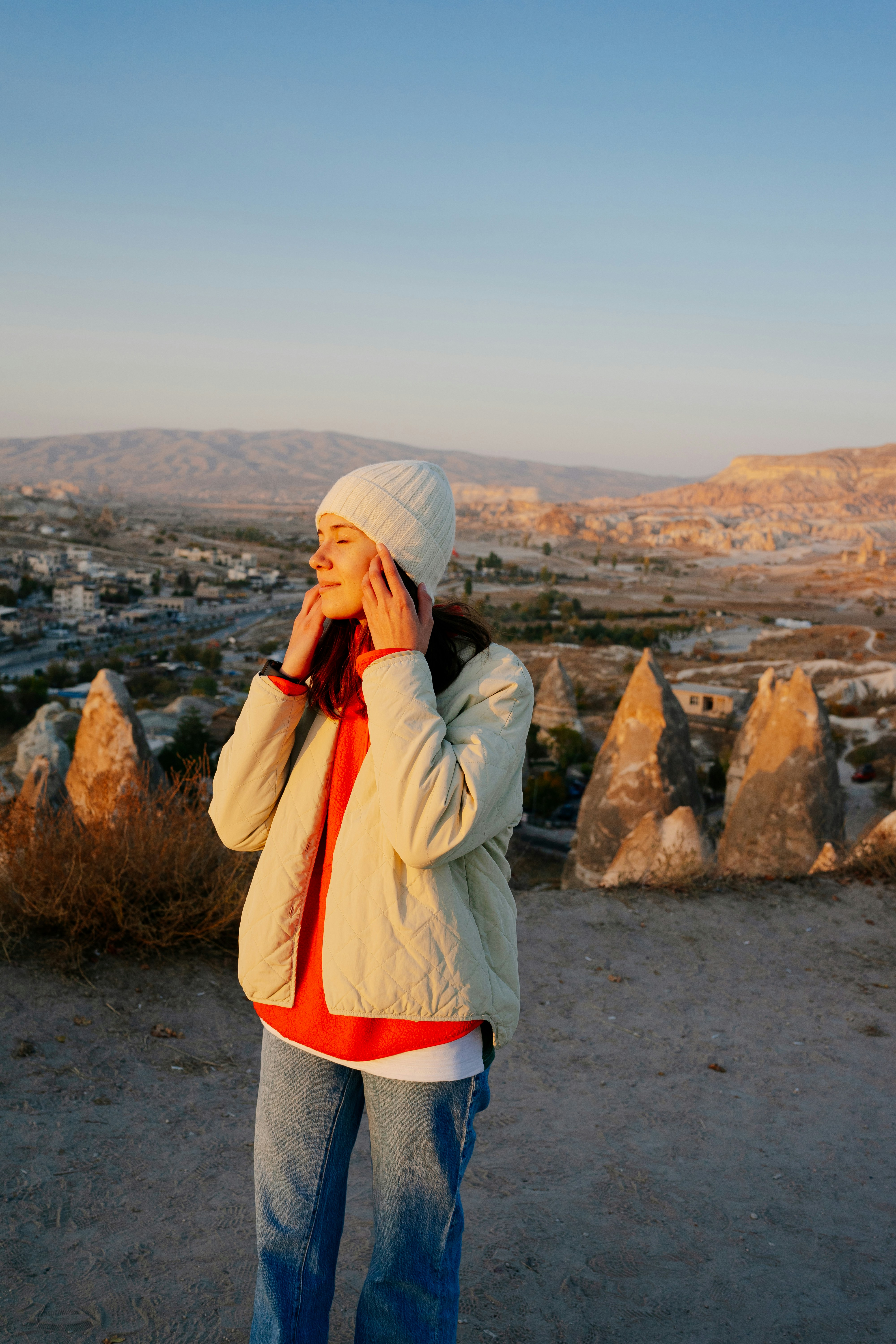 Foto Una persona parada frente a un cañón – Imagen Turquía gratis en ...