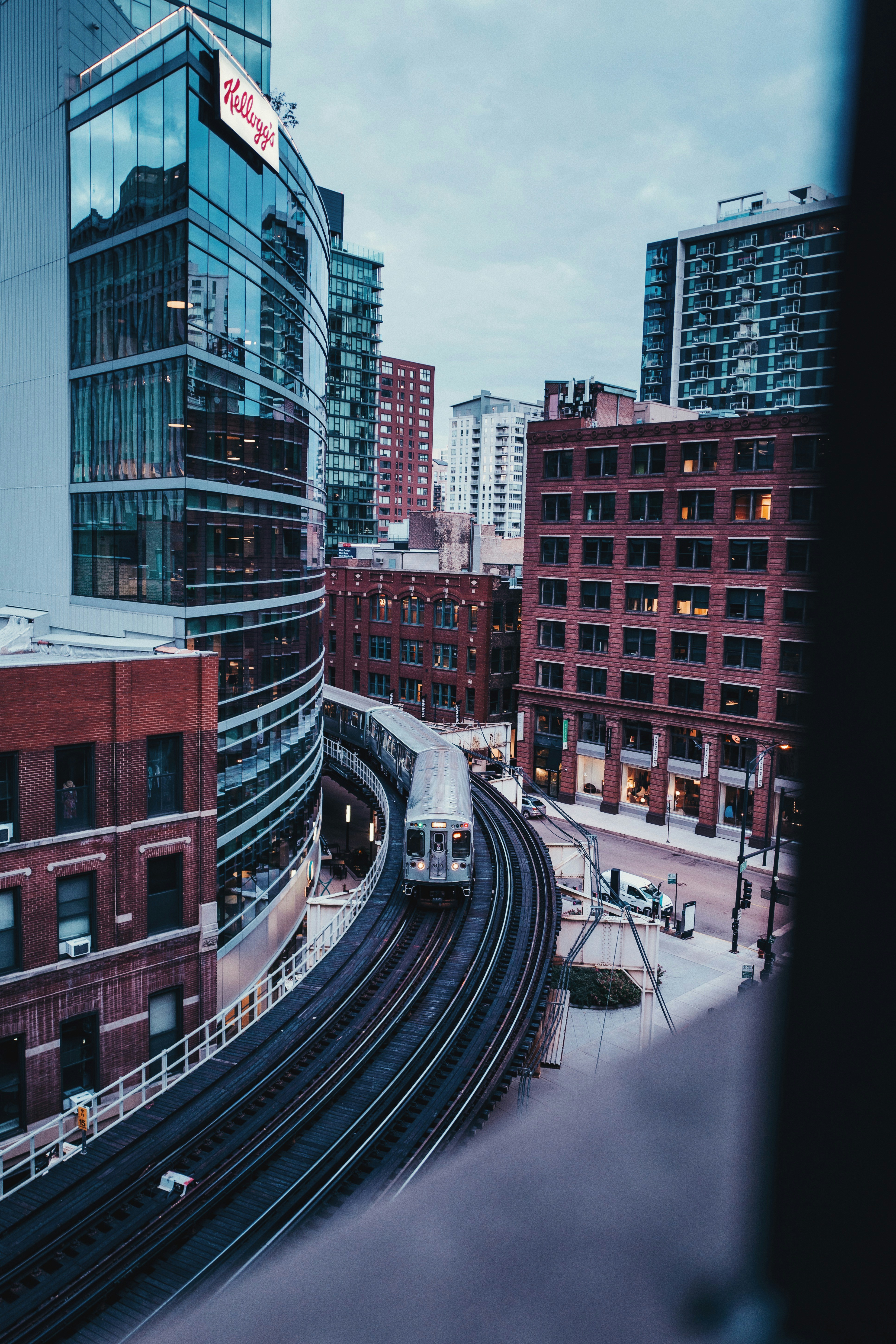 A train going through a city photo – Free Usa Image on Unsplash