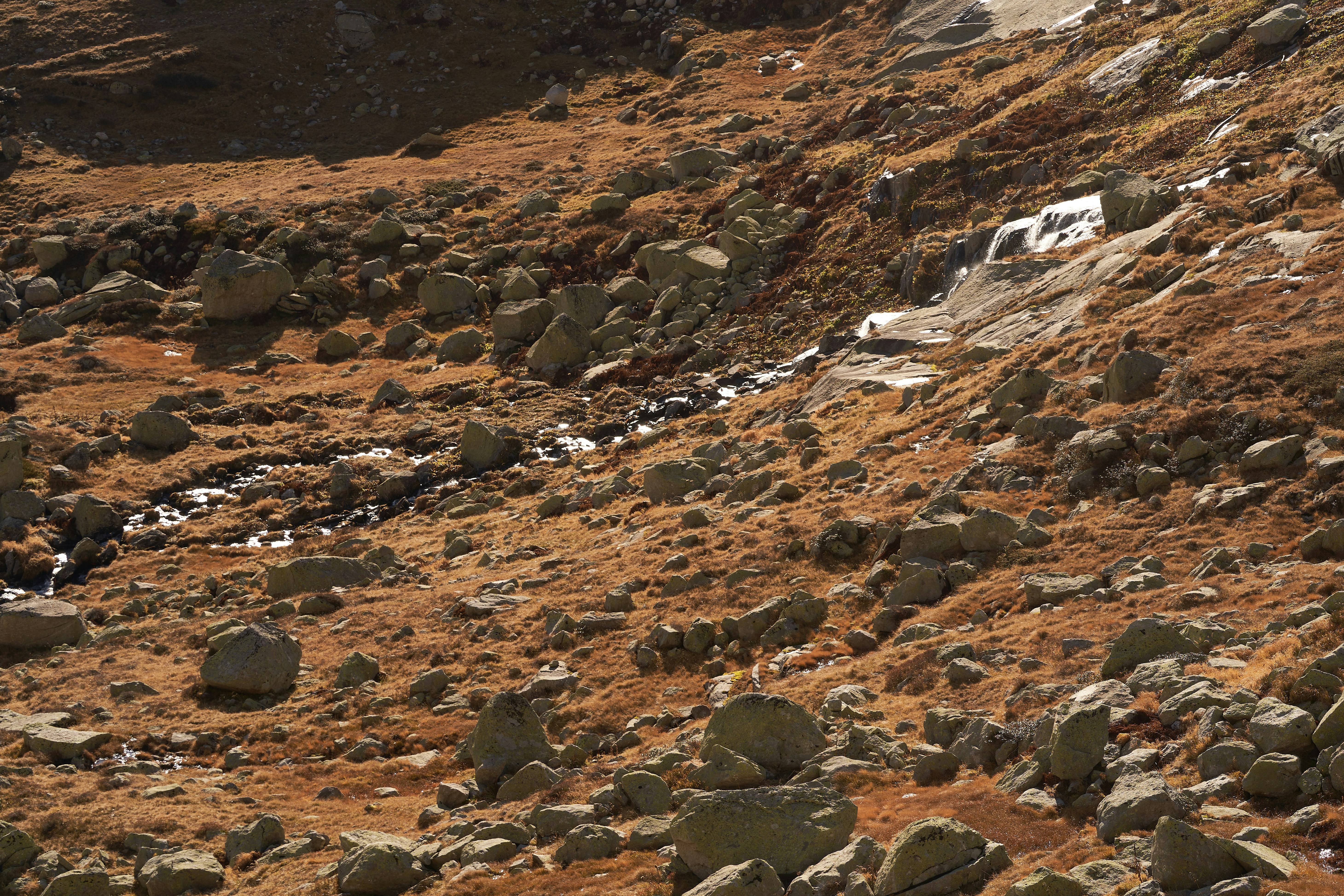 A rocky area with a few large rocks photo – Free Rock Image on Unsplash