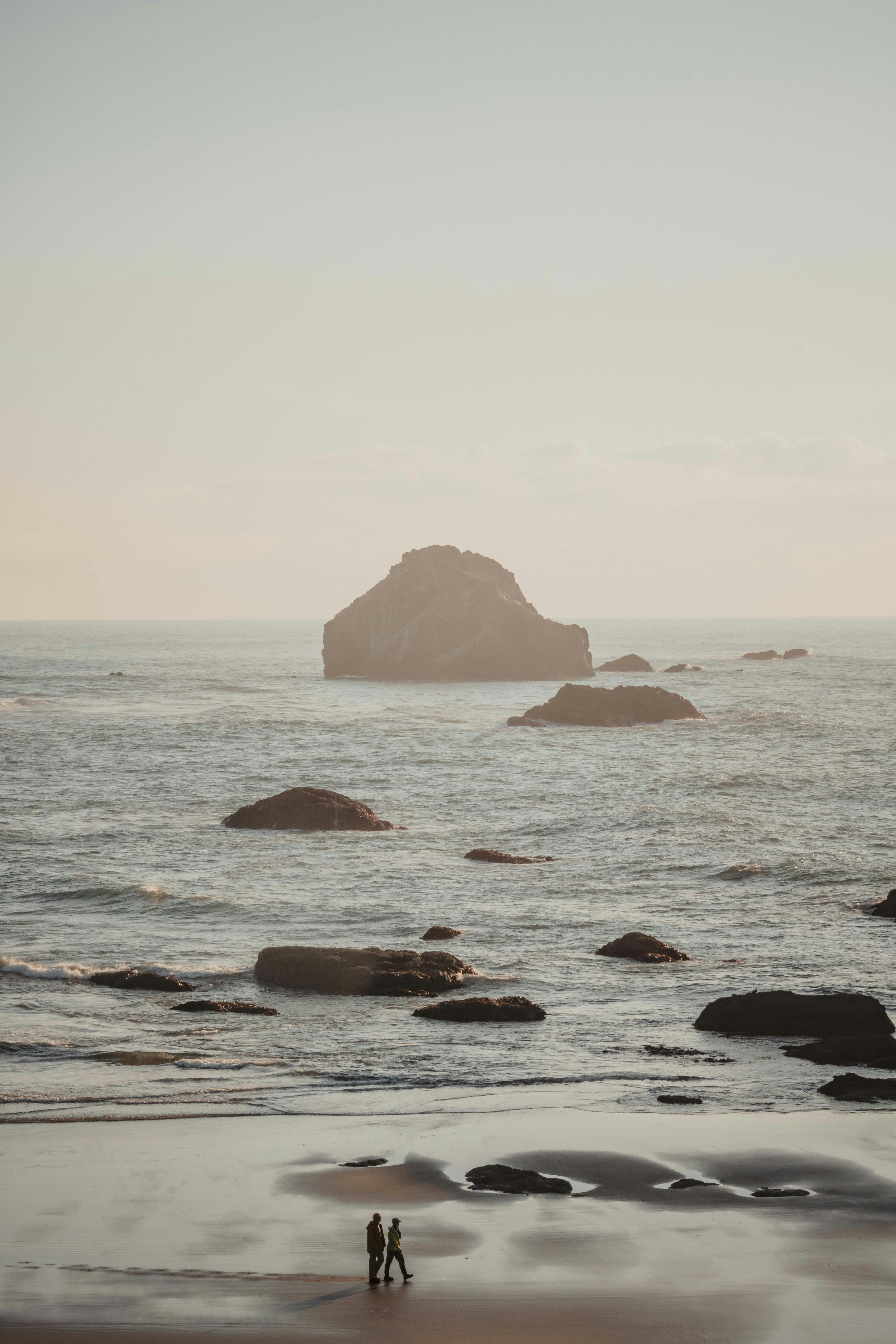 Menschen, die am Strand spazieren gehen Foto – Kostenloses Bild zum ...
