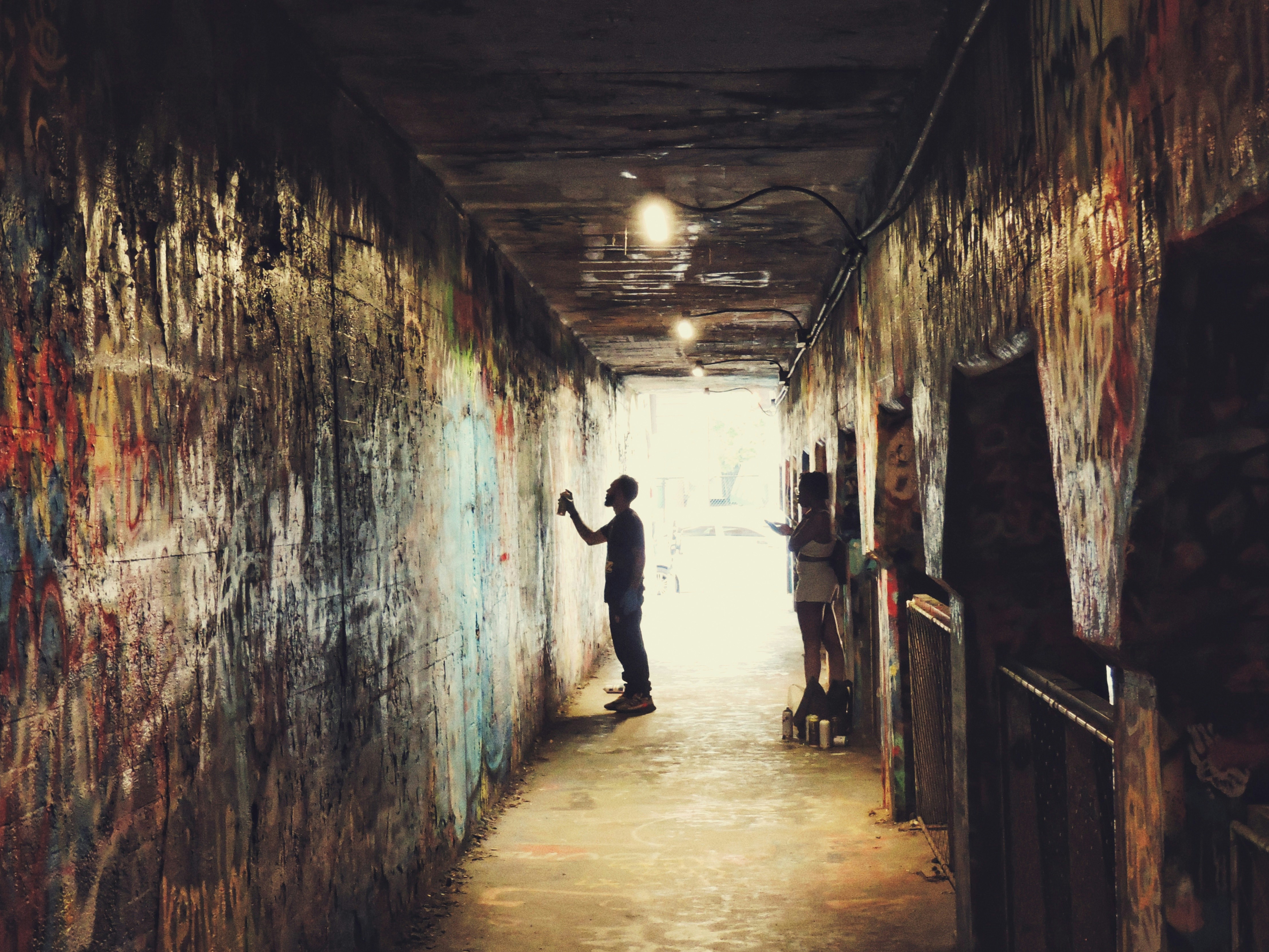 A couple of people in a narrow alley photo – Free Atlanta Image on Unsplash