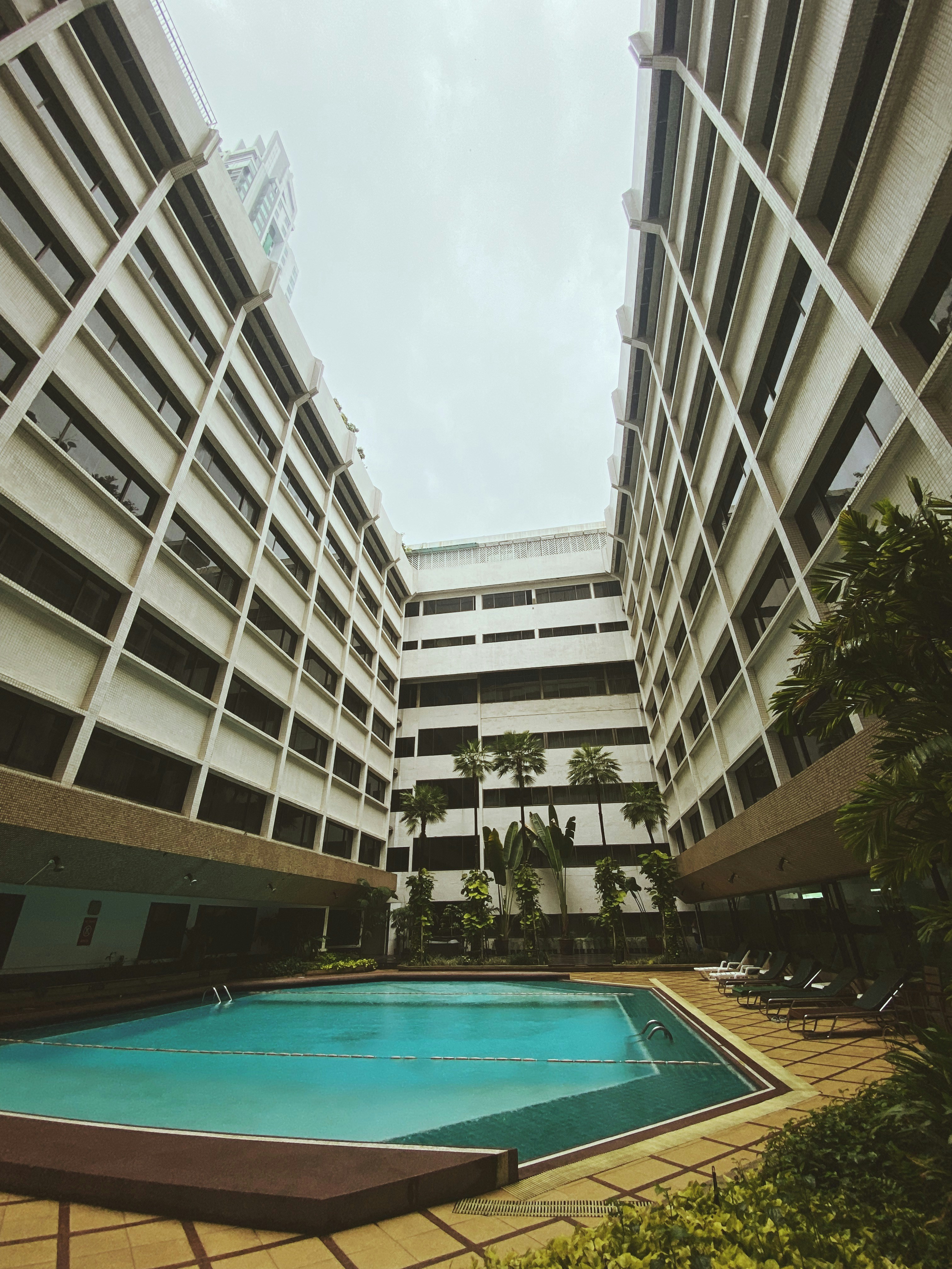 A pool between buildings photo – Free โรงแรมเอเชียกรุงเทพ Image on Unsplash
