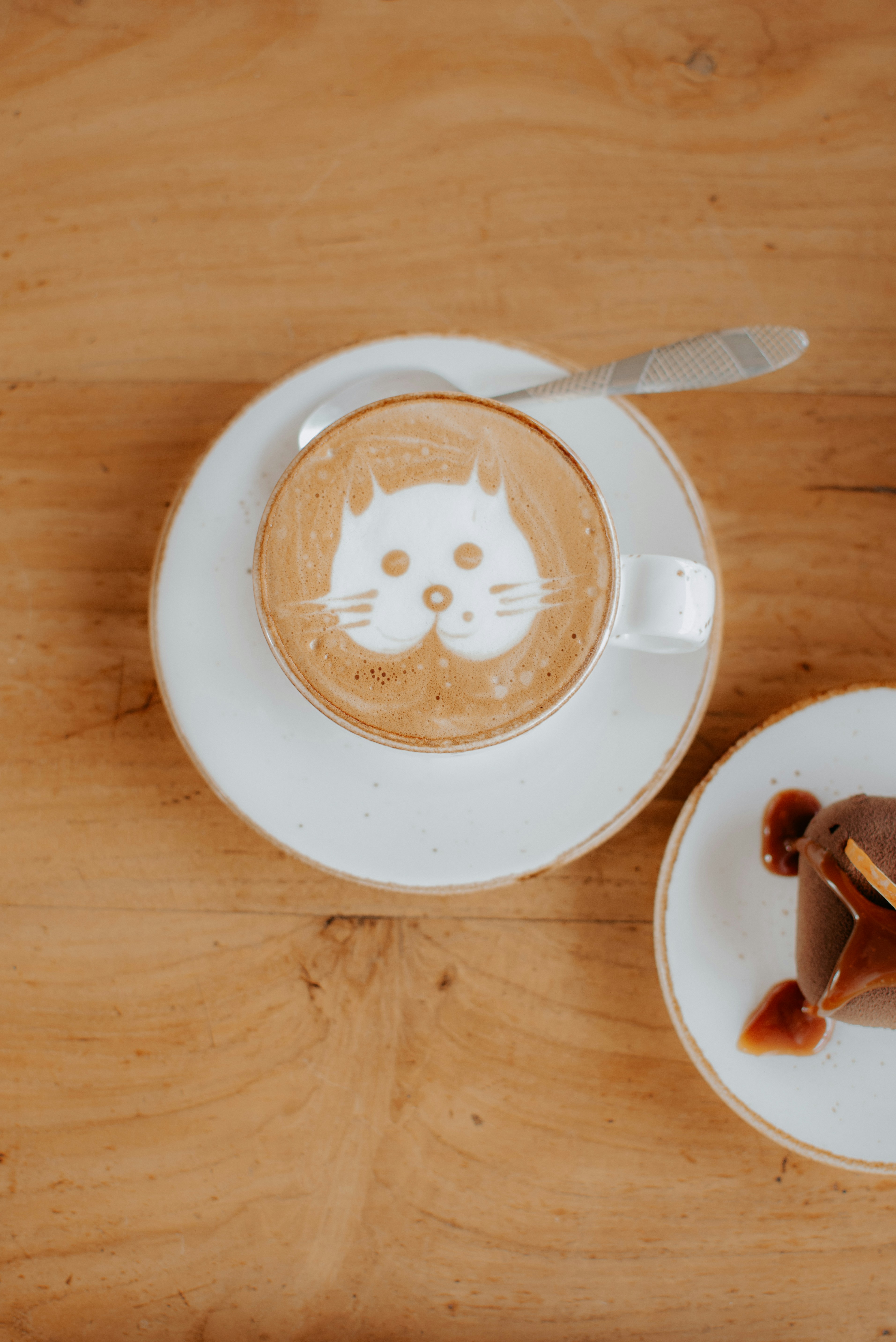 Cat Face Latte Art Anchors a Quiet Café Scene