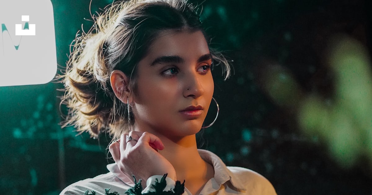 Foto Una Mujer Con El Pelo Soplando Al Viento Imagen Cabeza Gratis En Unsplash