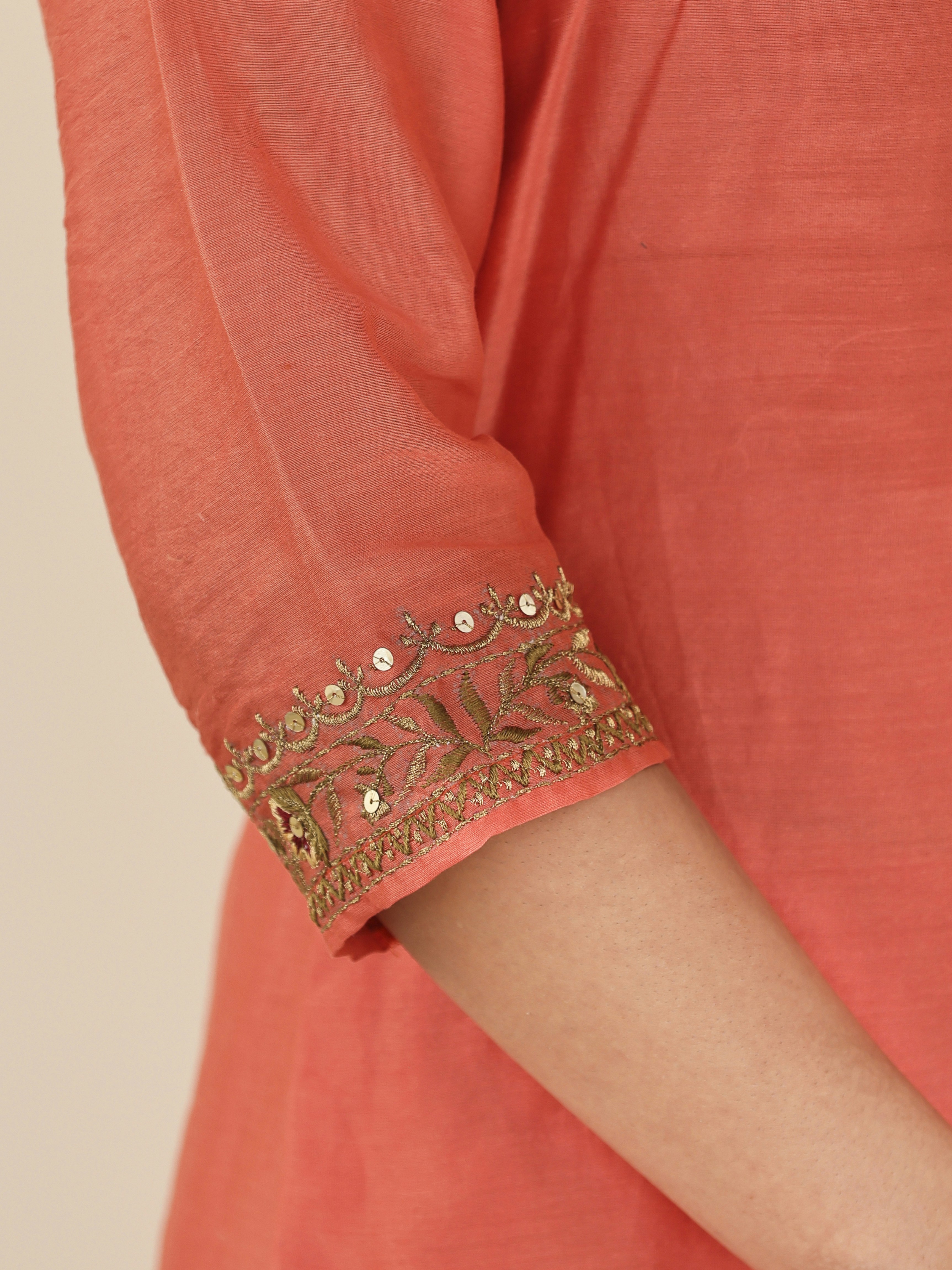 Foto Una persona con un collar – Imagen Accesorios gratis en Unsplash