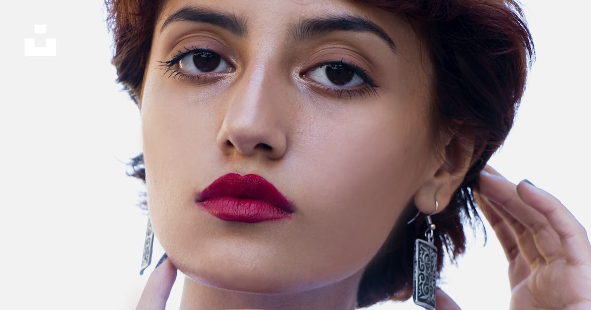 Foto Una Mujer Con Las Manos En La Cara Imagen Provincia De Azerbaiyán Oriental Gratis En Unsplash