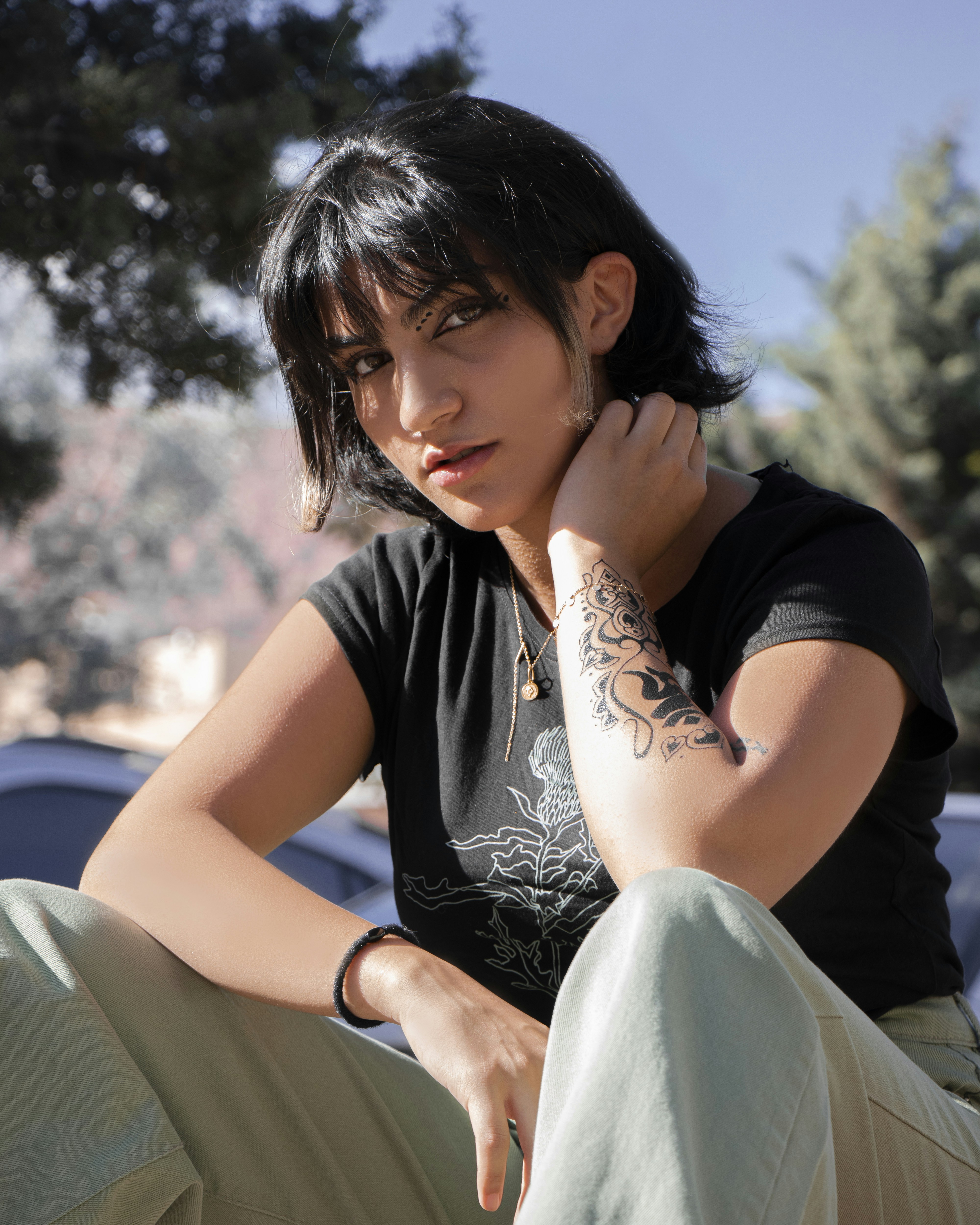 A woman sitting on a bench photo – Free Tabriz Image on Unsplash