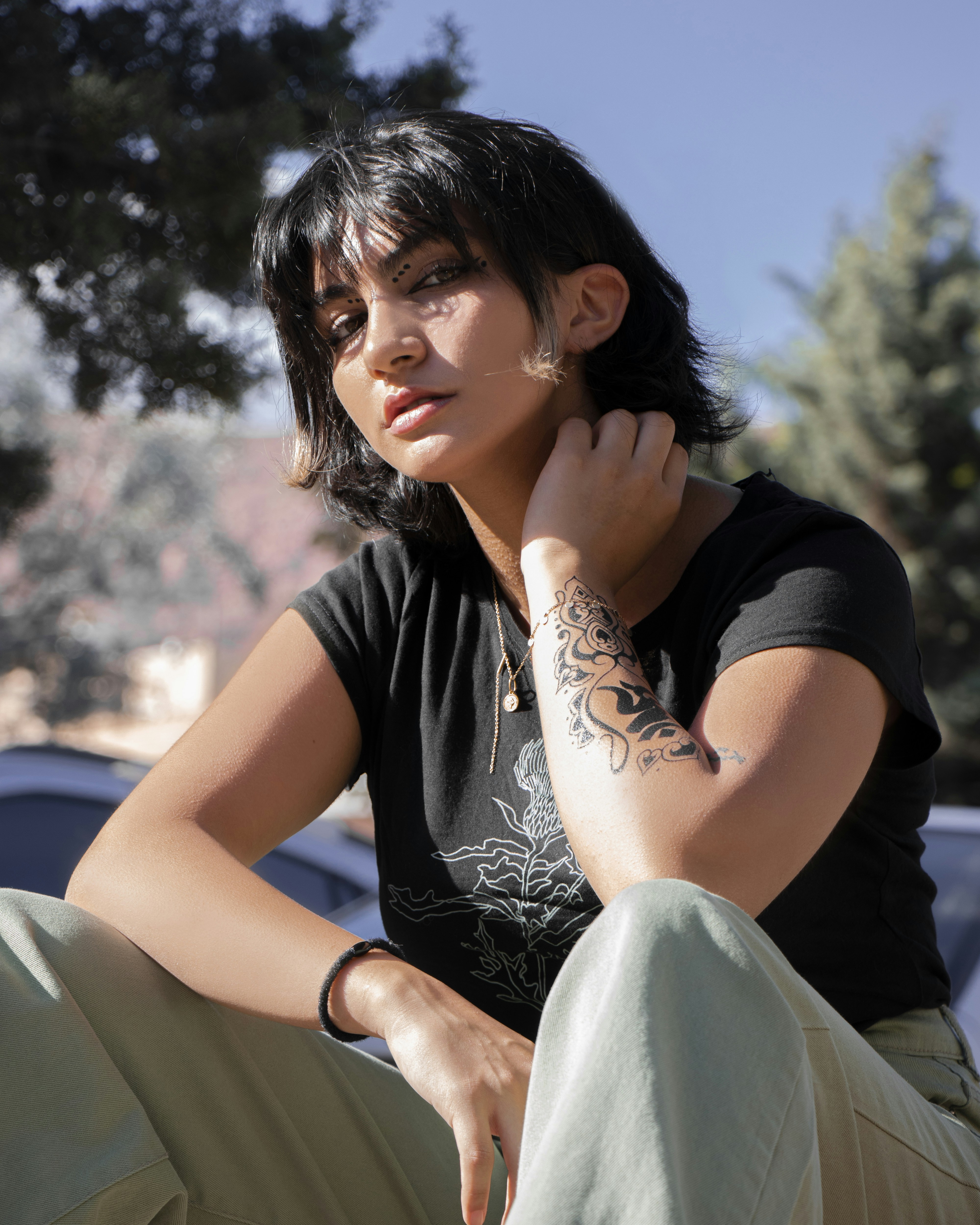 A woman sitting on a bench photo – Free Tabriz Image on Unsplash