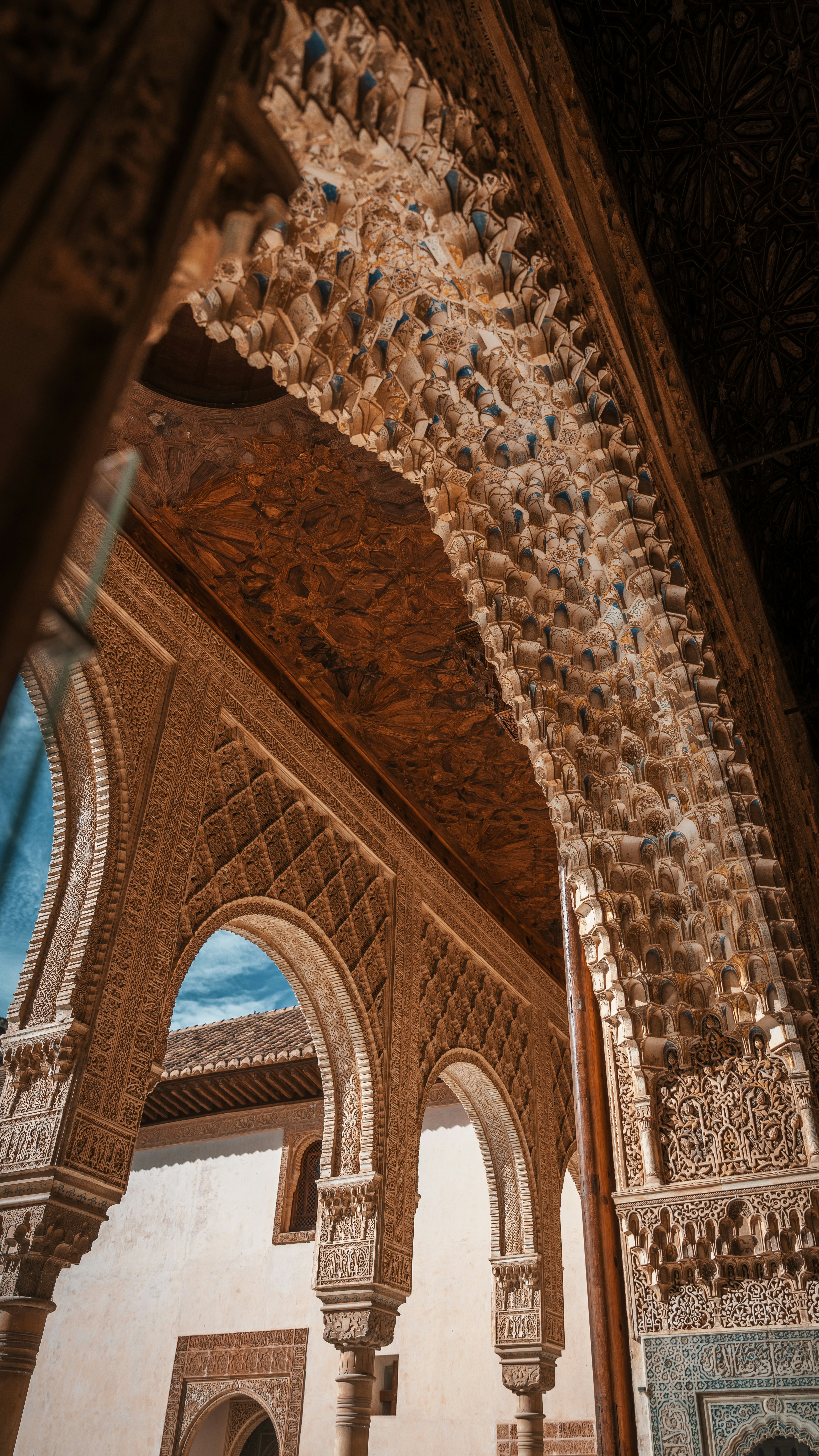 Un grand plafond orné avec de nombreuses arches photo – Photo Grenade Gratuite sur Unsplash