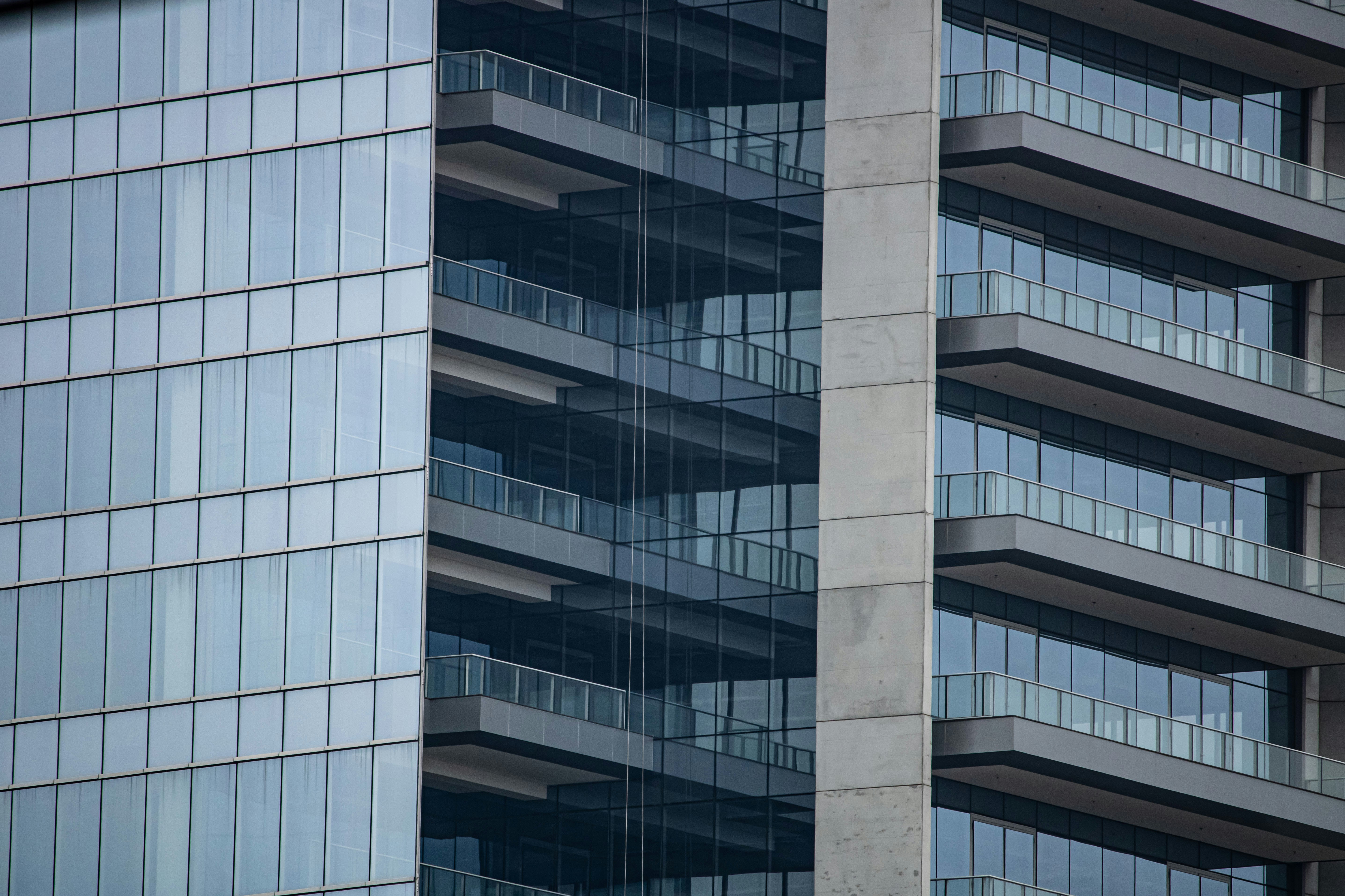 A building with windows and a pillar photo – Free Texture Image on Unsplash