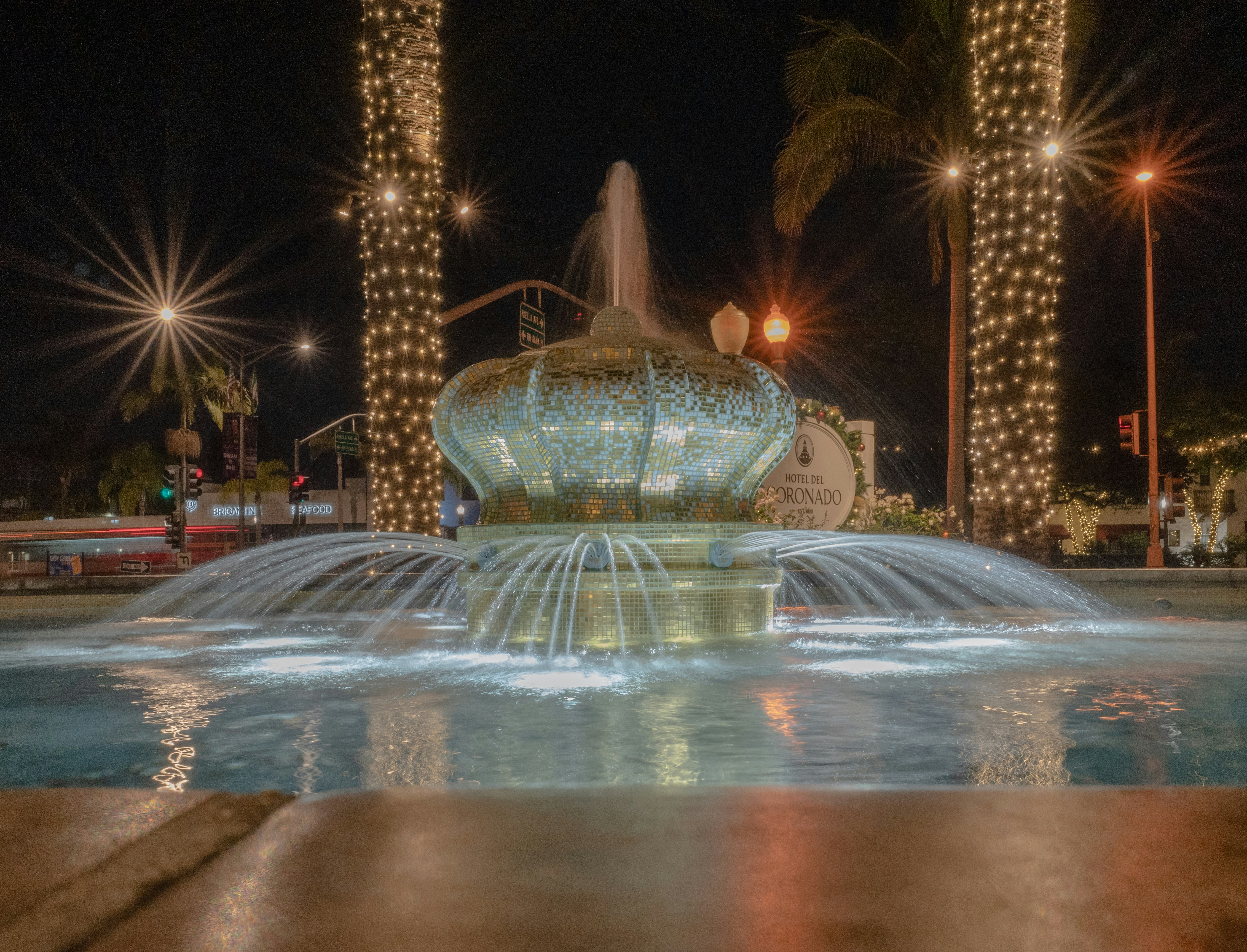 A fountain with water shooting up photo – Free San diego Image on Unsplash