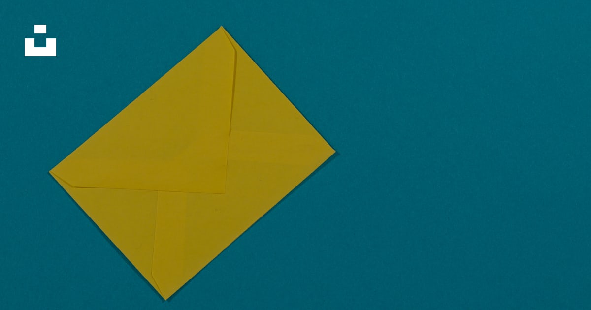 Un triangle jaune avec un fond noir photo – Image gratuite de Bleu sur ... Un triangle jaune avec un fond noir photo – Image gratuite de Bleu sur ...