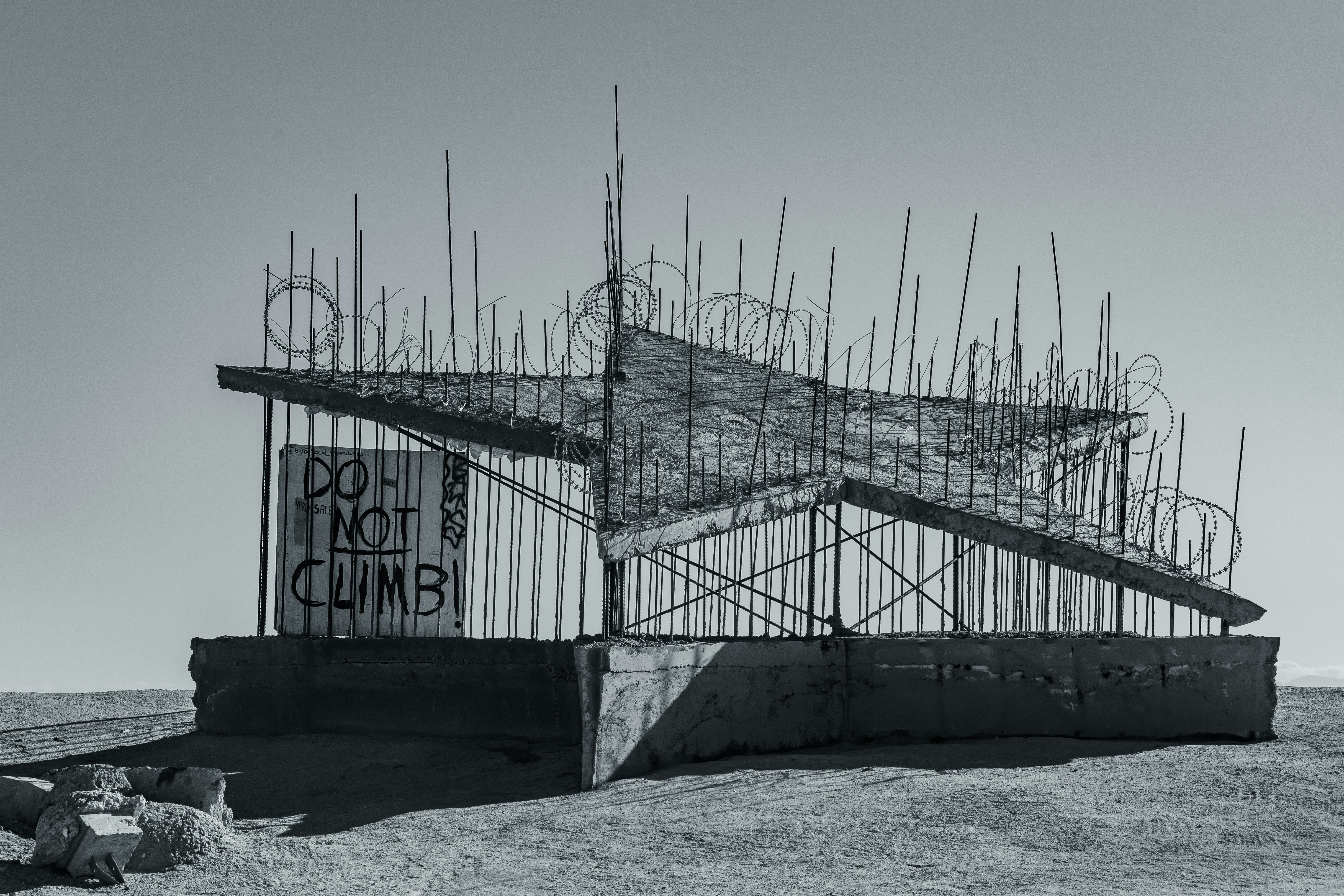 Foto Una estructura con un letrero en ella – Imagen CA 92257 gratis en ...