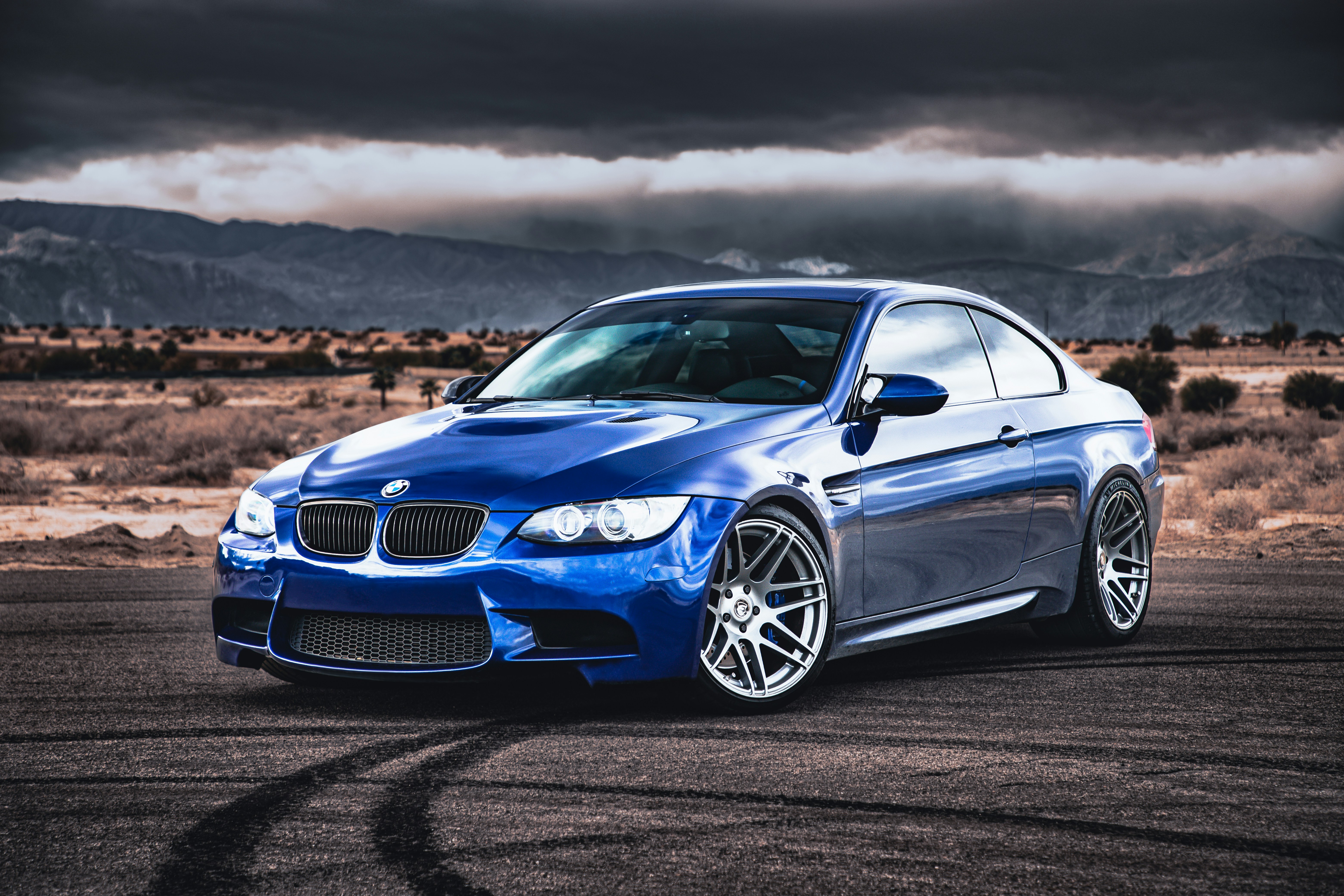 道路上の青い車の写真 – UnsplashのBMW M3 (ビーエム・エム・ディー・エス)の無料画像