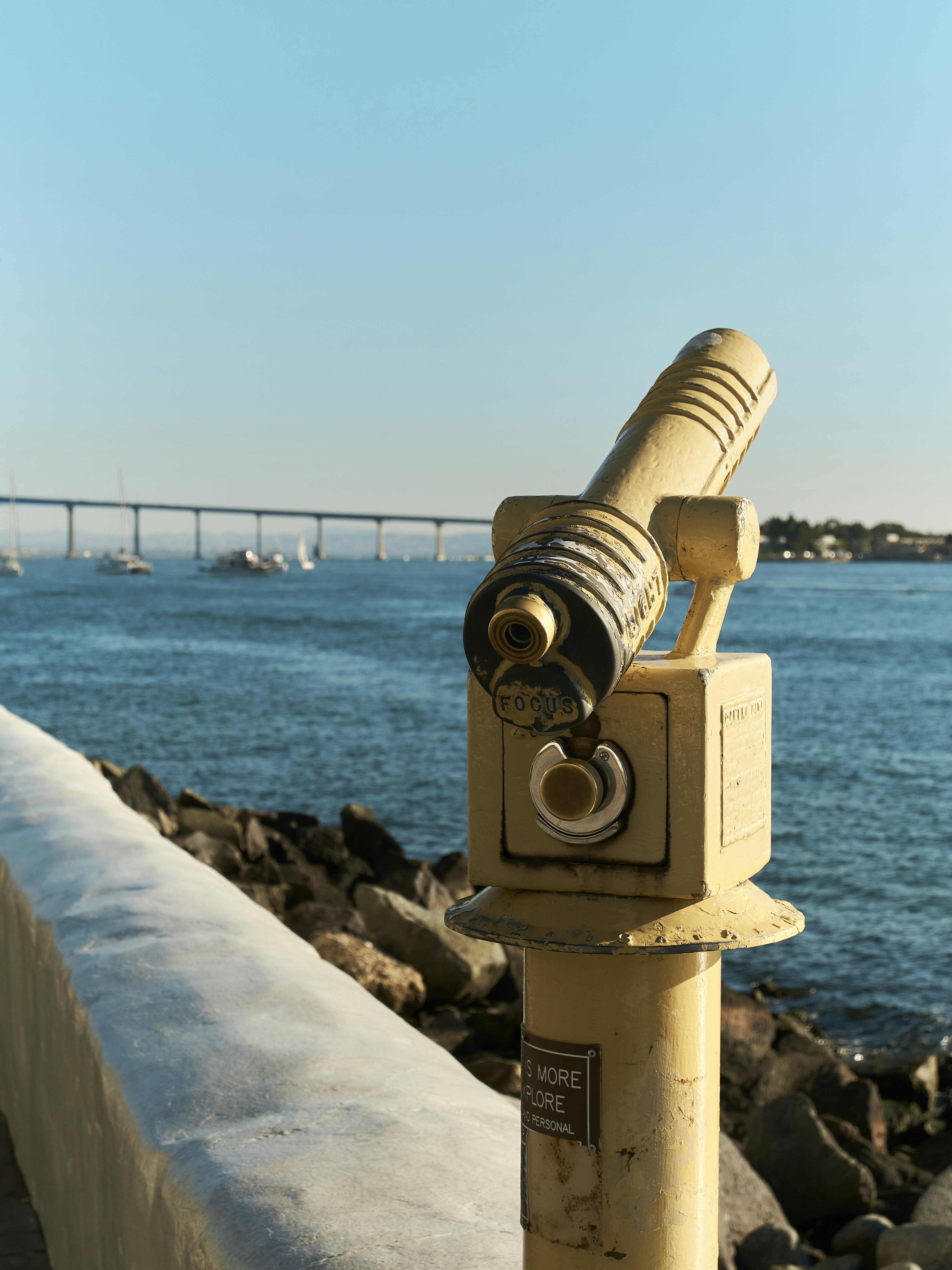 Un poteau métallique recouvert d’un objet métallique près d’un plan d ...