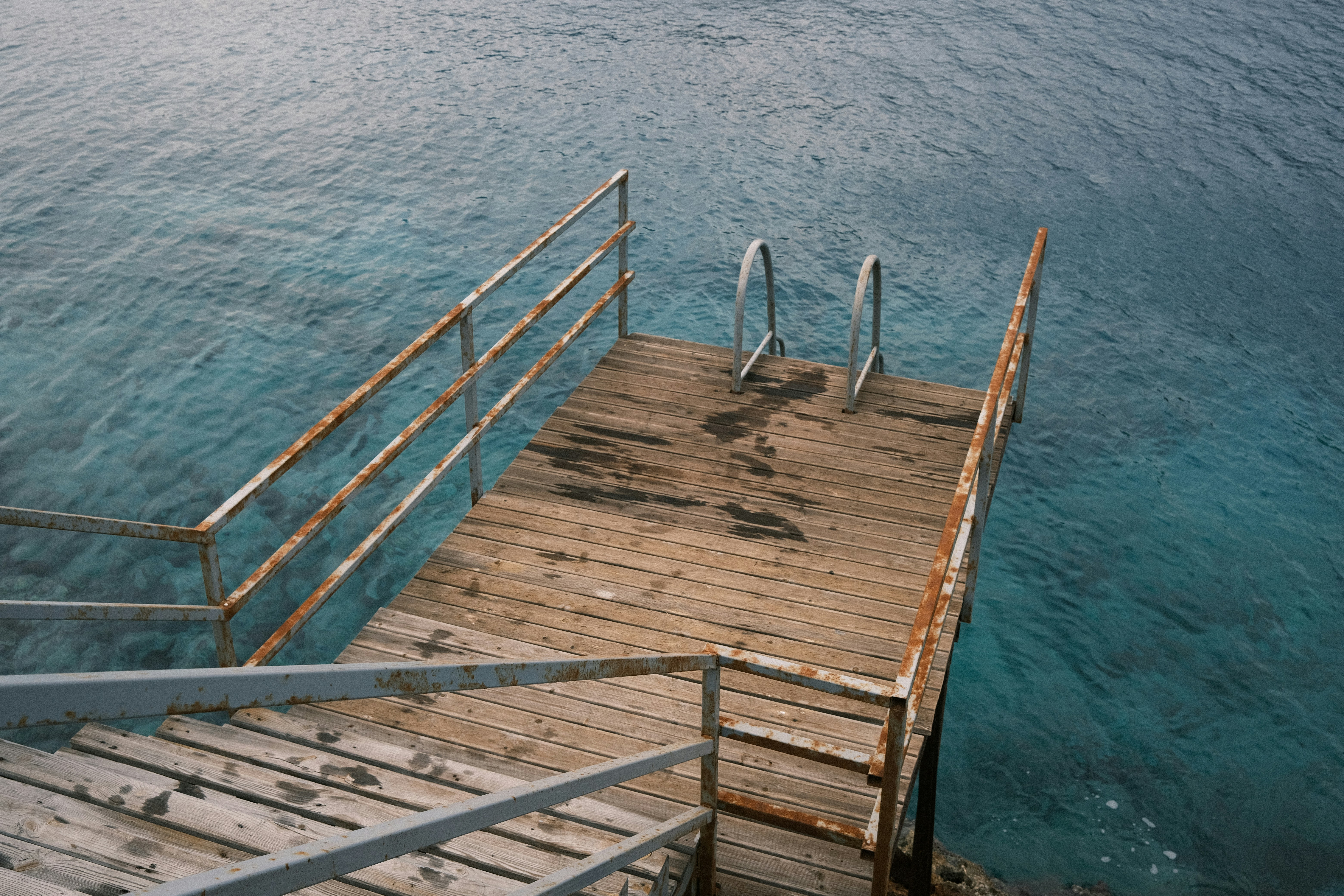 Un quai en bois au-dessus de l’eau photo – Photo Kaş/Antalya Gratuite ...