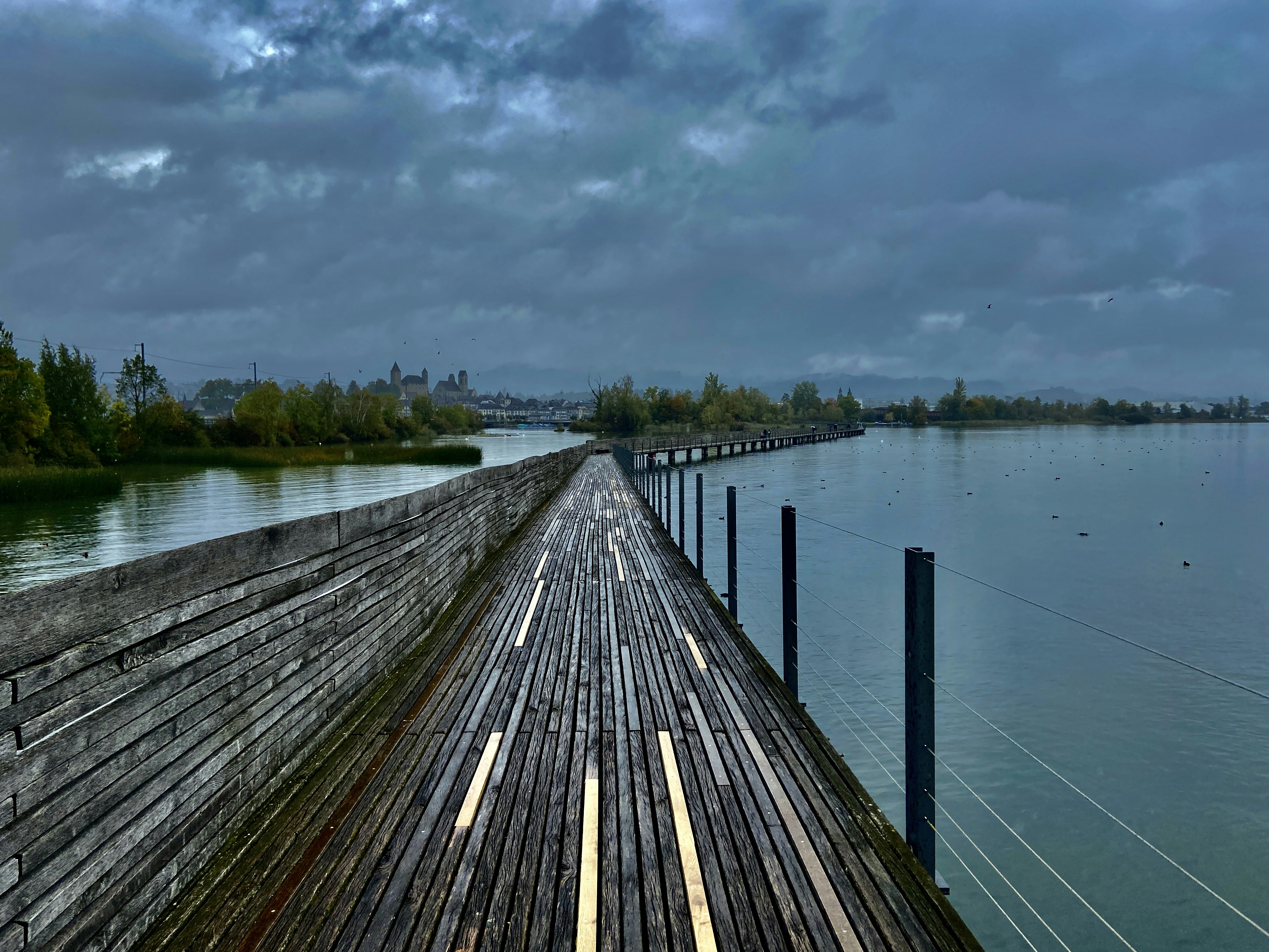 Un quai en bois au-dessus de l’eau photo – Photo La Suisse Gratuite sur ...