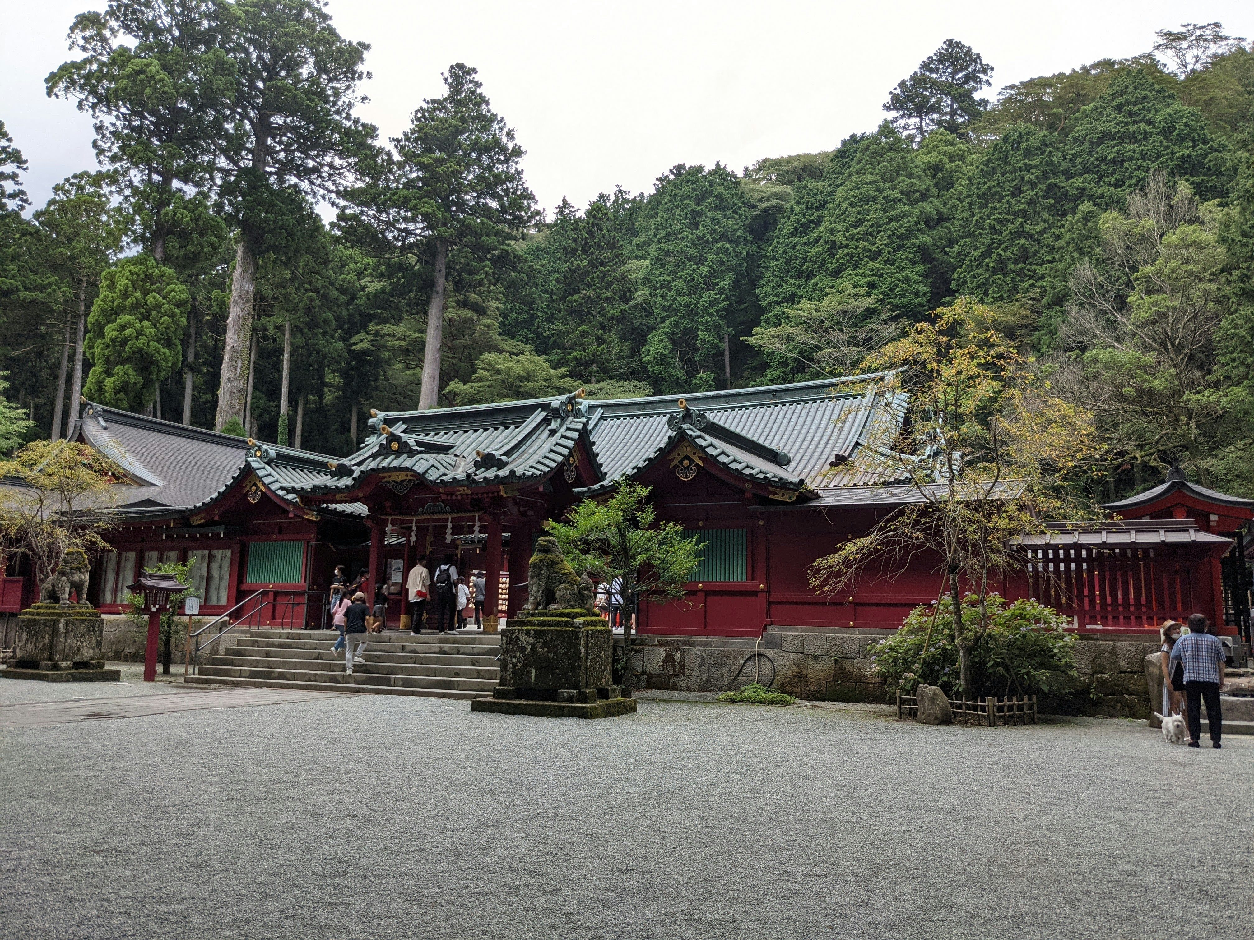 A building with a large roof photo – Free Hakone Image on Unsplash