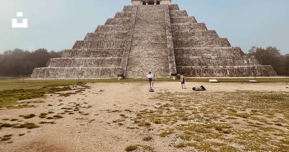 치첸이트사를 배경으로 피라미드를 향해 걸어가는 사람들 사진 Unsplash의 무료 Chichén Itzá 이미지
