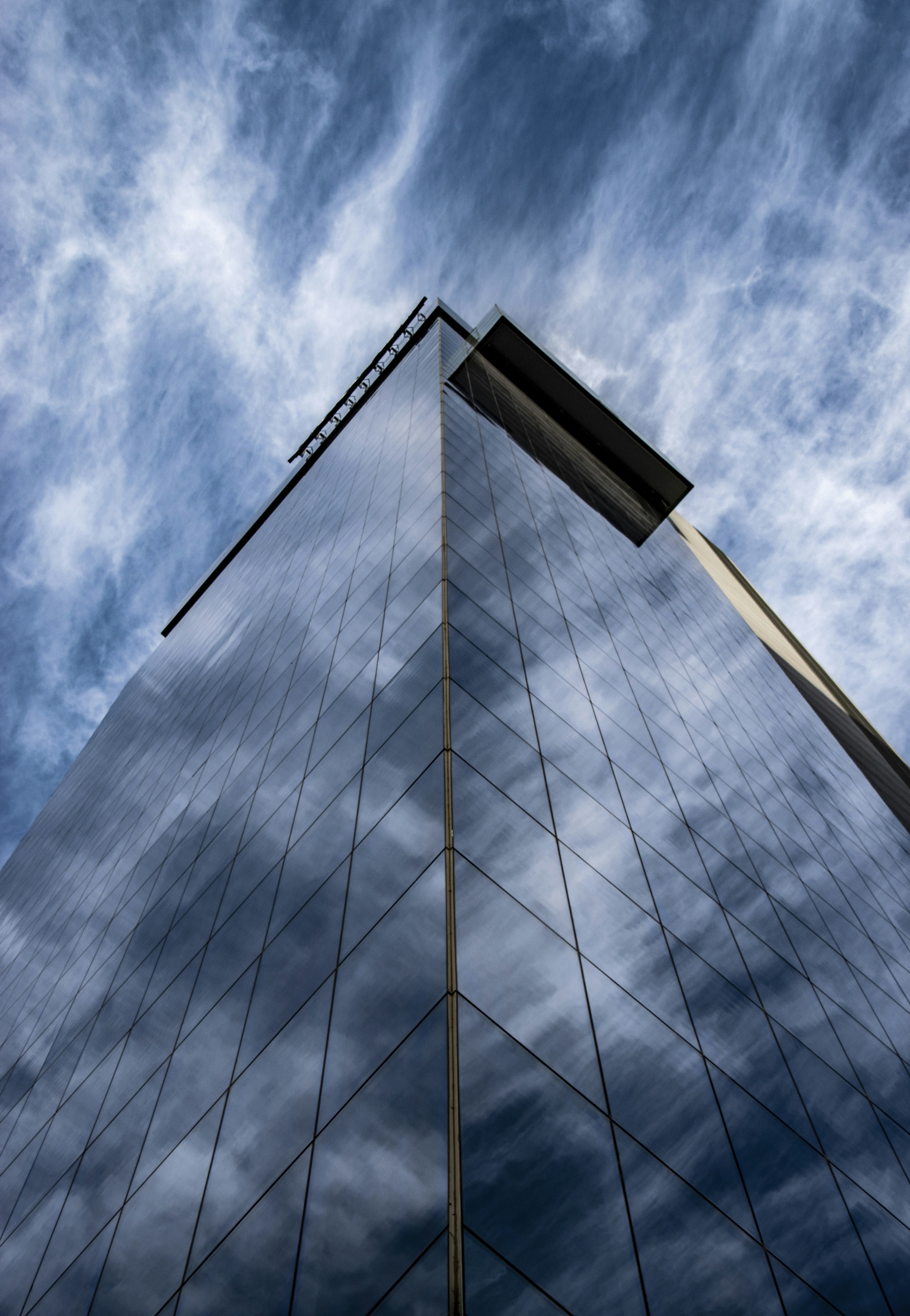 A tall metal tower photo – Free City Image on Unsplash