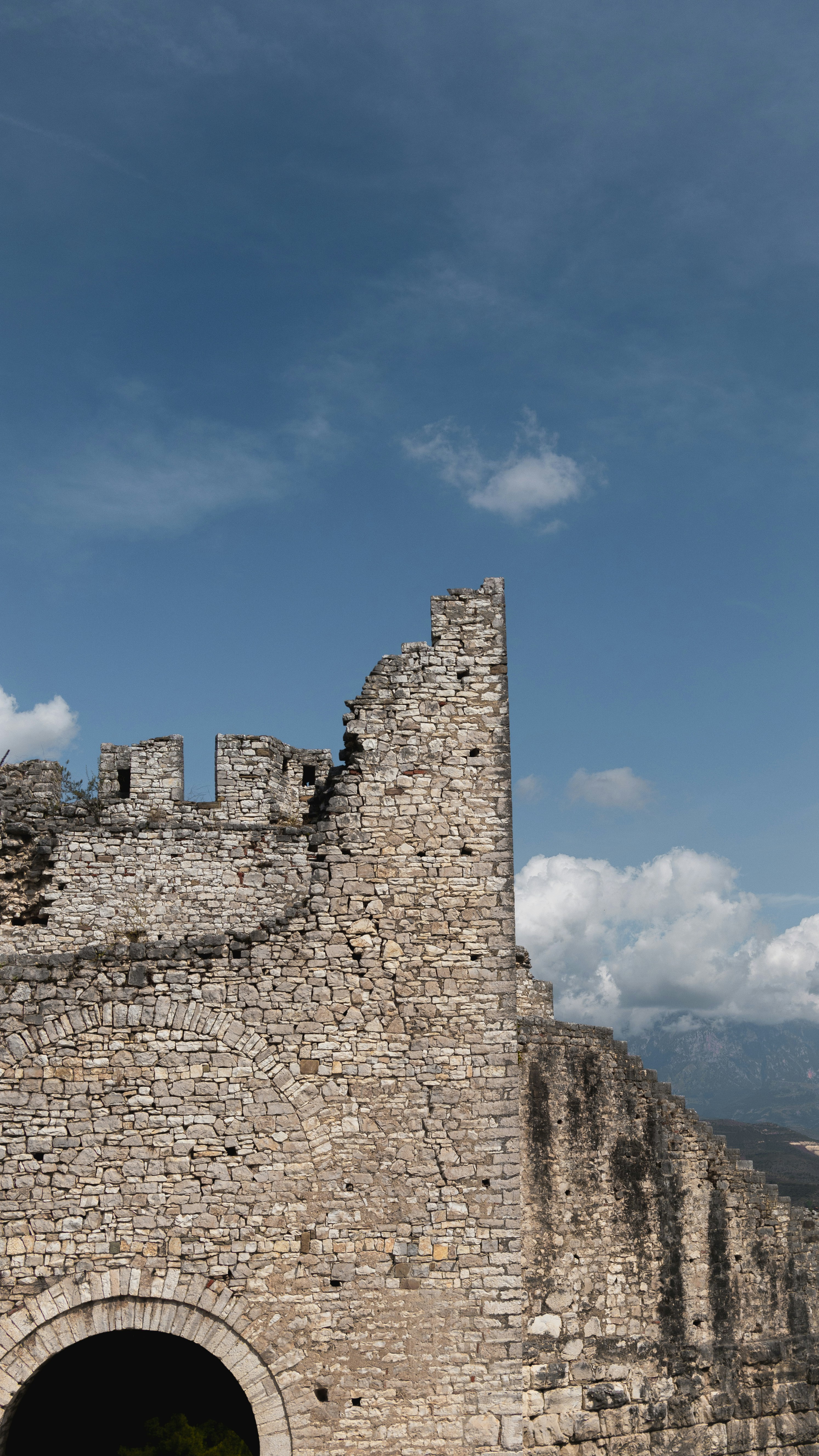 Foto Un castillo de piedra con un cielo azul – Imagen Edificio gratis ...