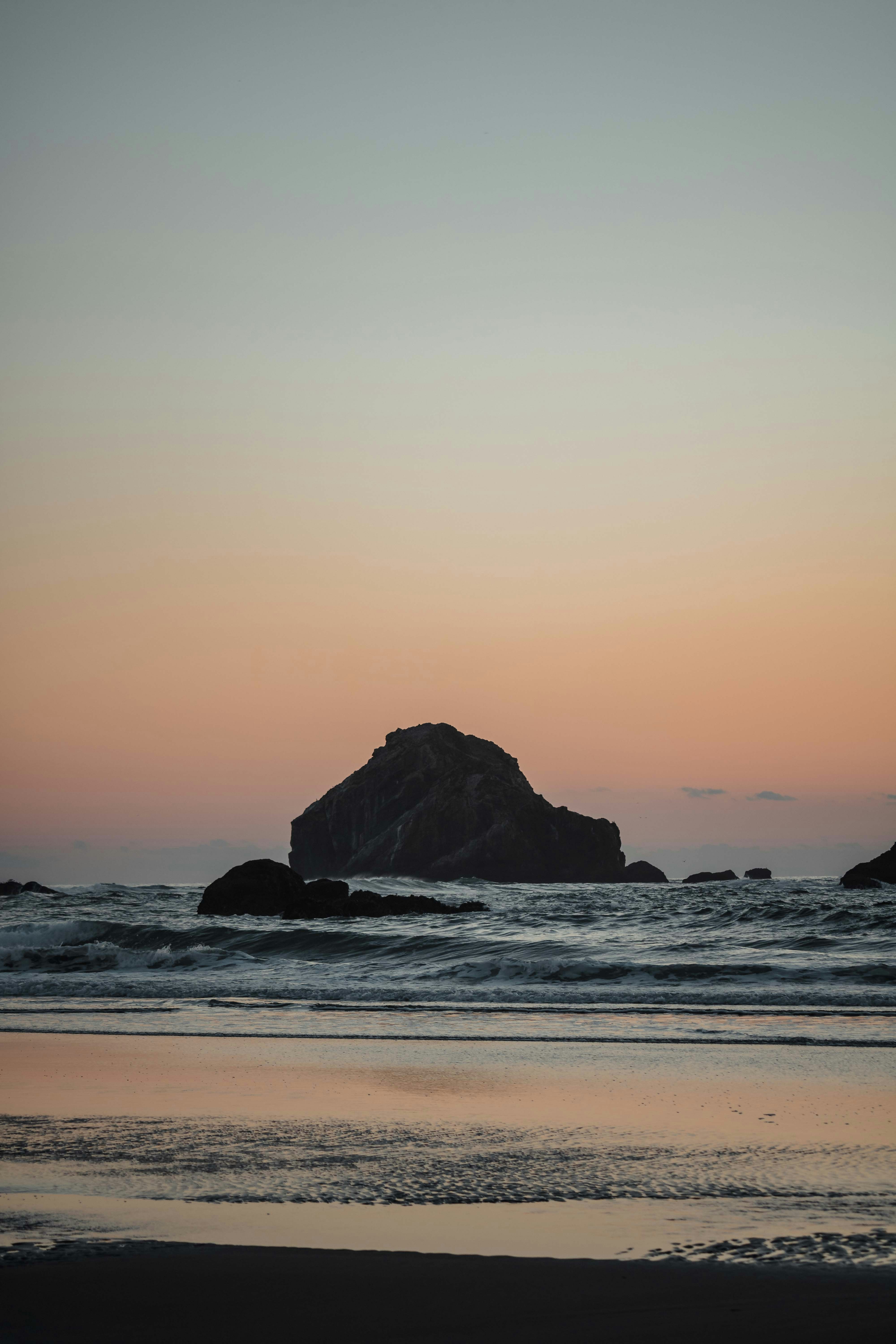 A beach with rocks and water photo – Free Pnw beach Image on Unsplash