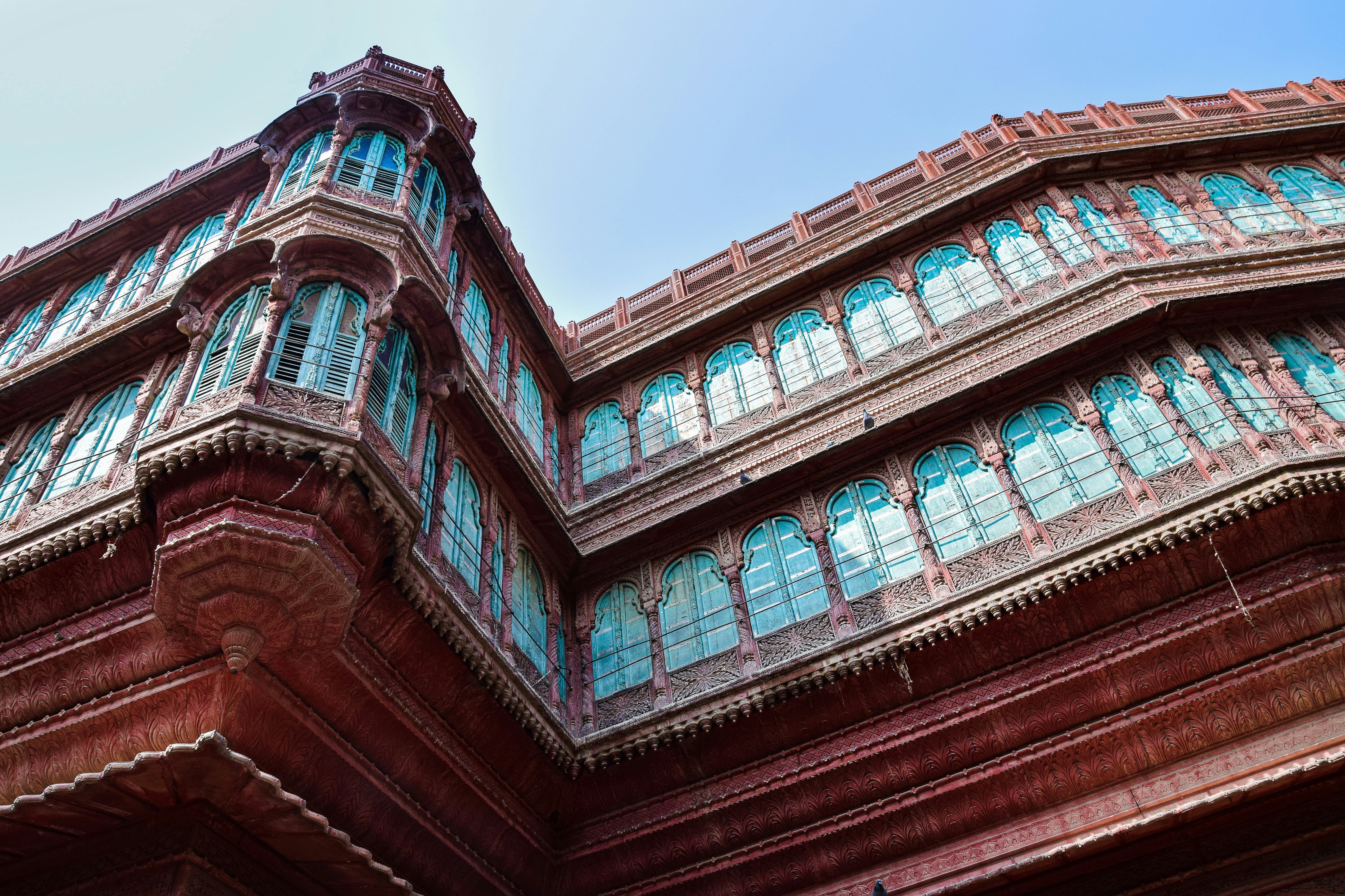 A building with many windows photo – Free Bikaner Image on Unsplash