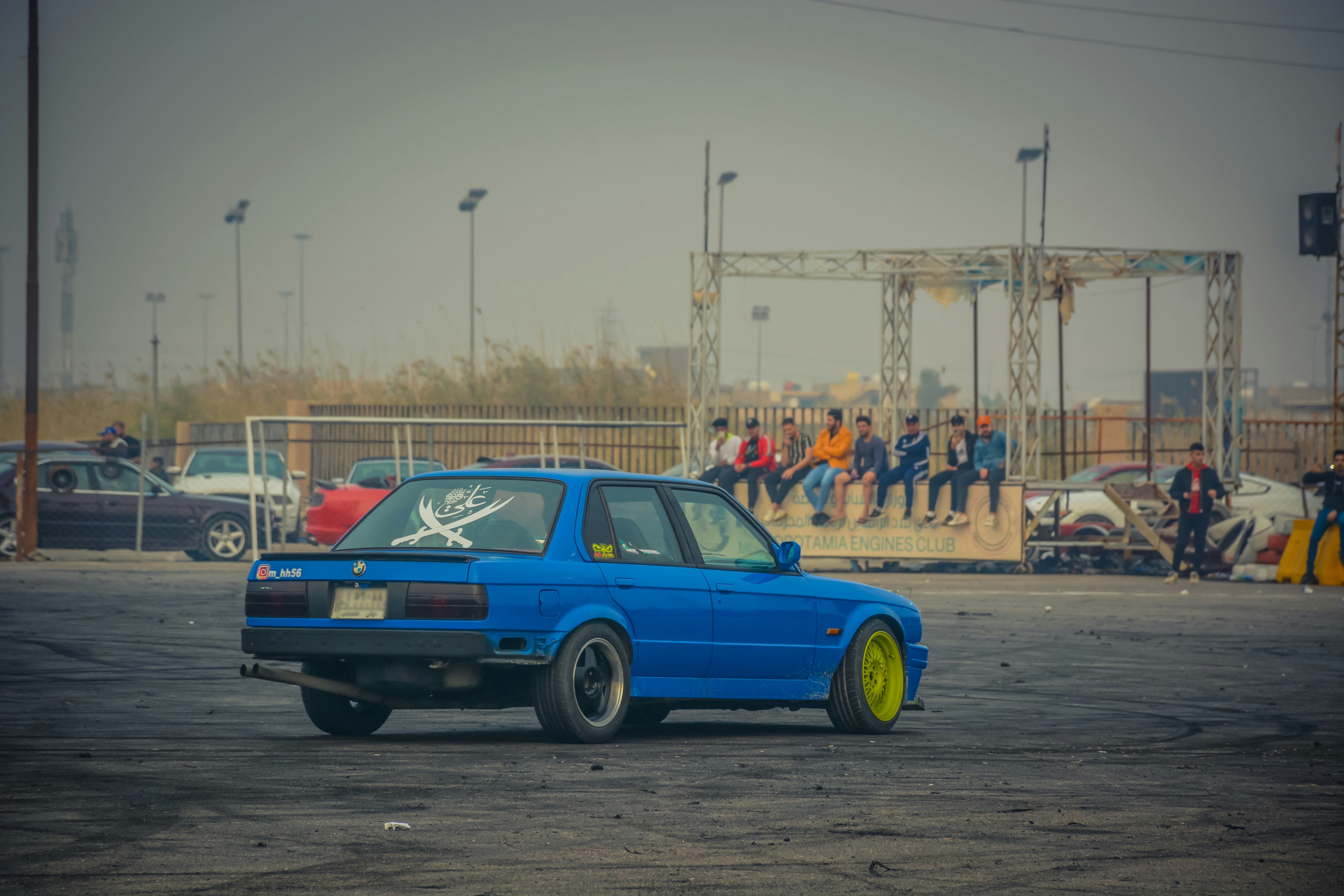 A blue car on a road photo – Free Bbm Image on Unsplash