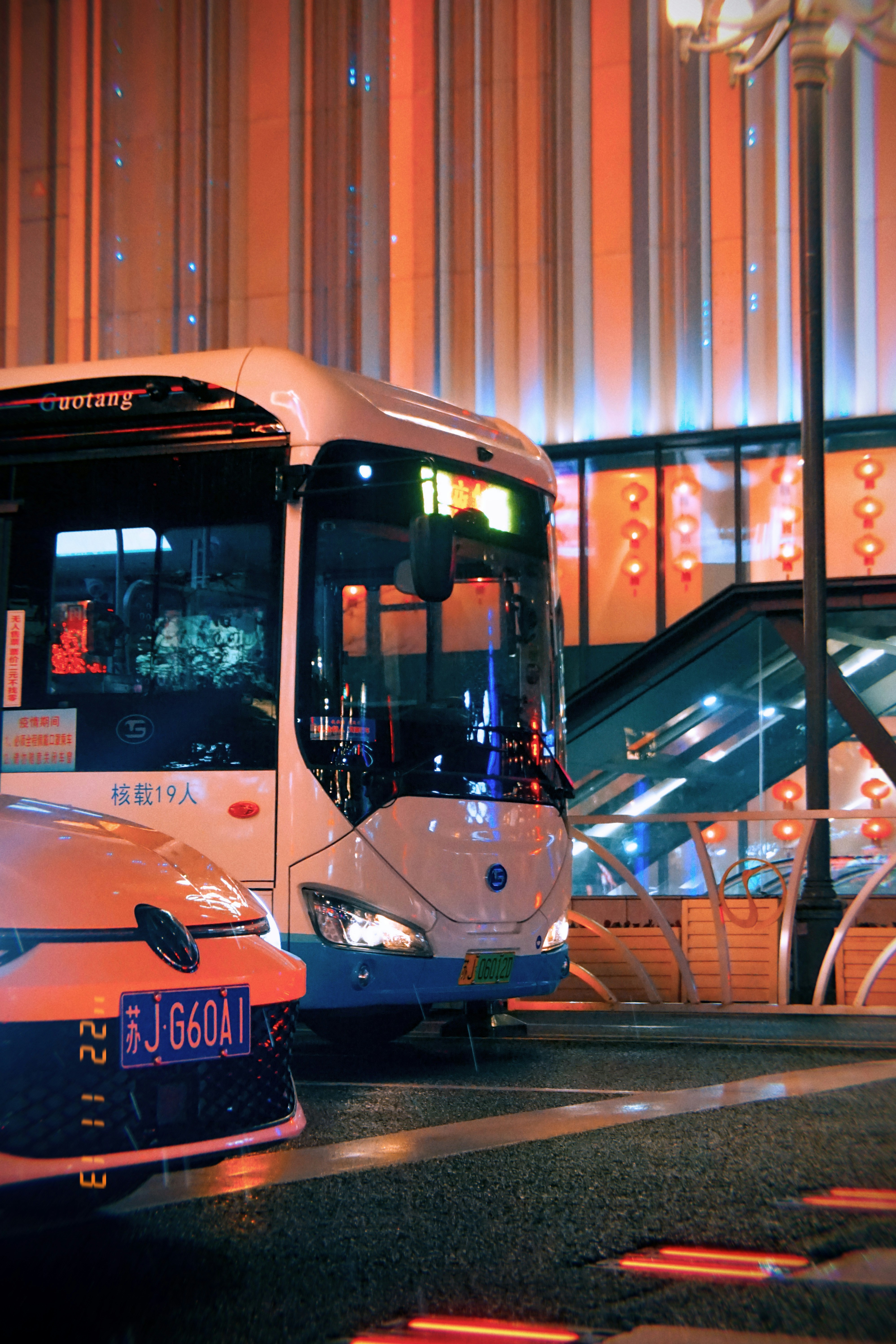 A bus and a car parked in a parking lot photo – Free Bus Image on Unsplash