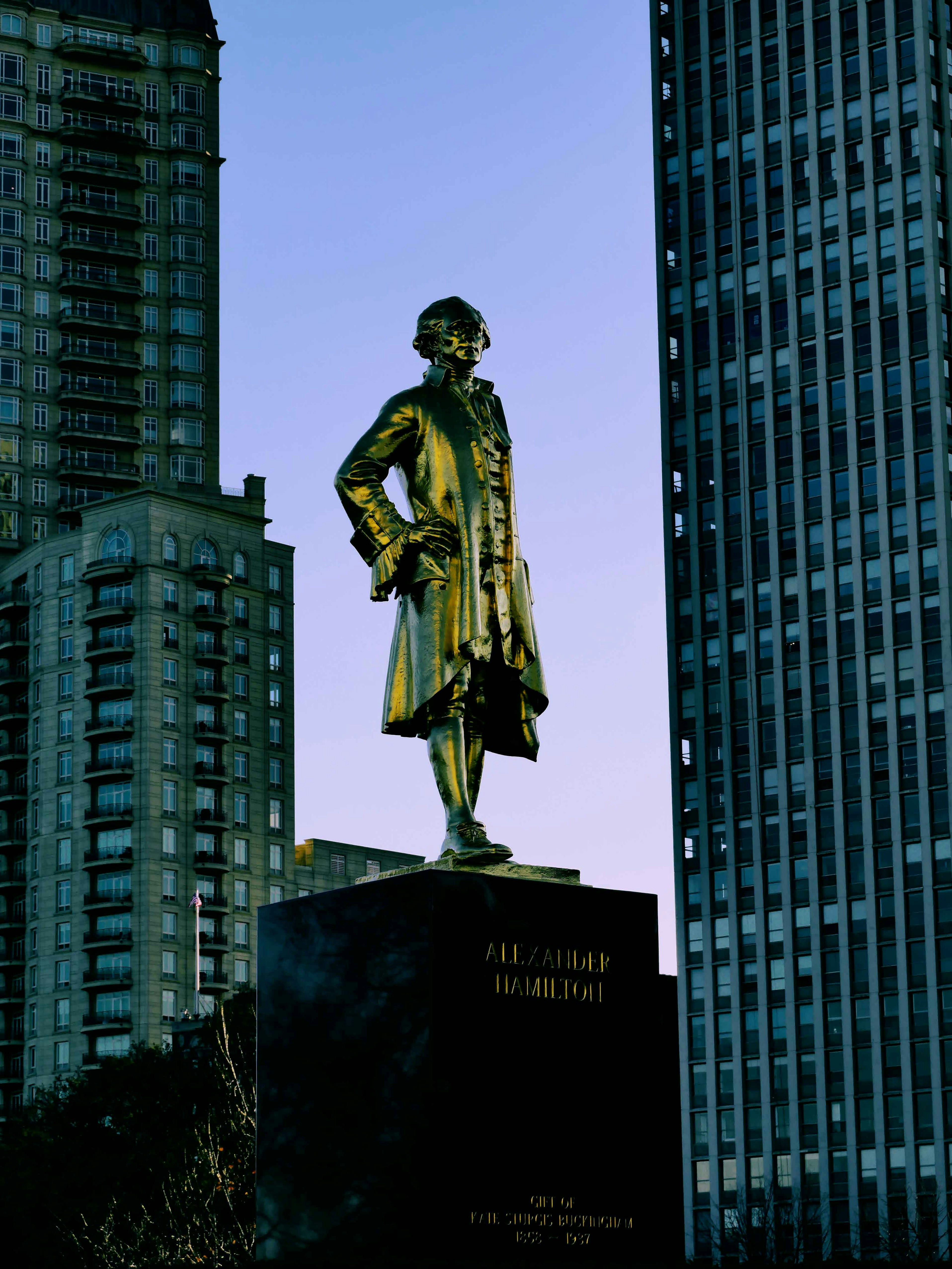 Foto Una estatua de una persona en una ciudad – Imagen Chicago gratis ...