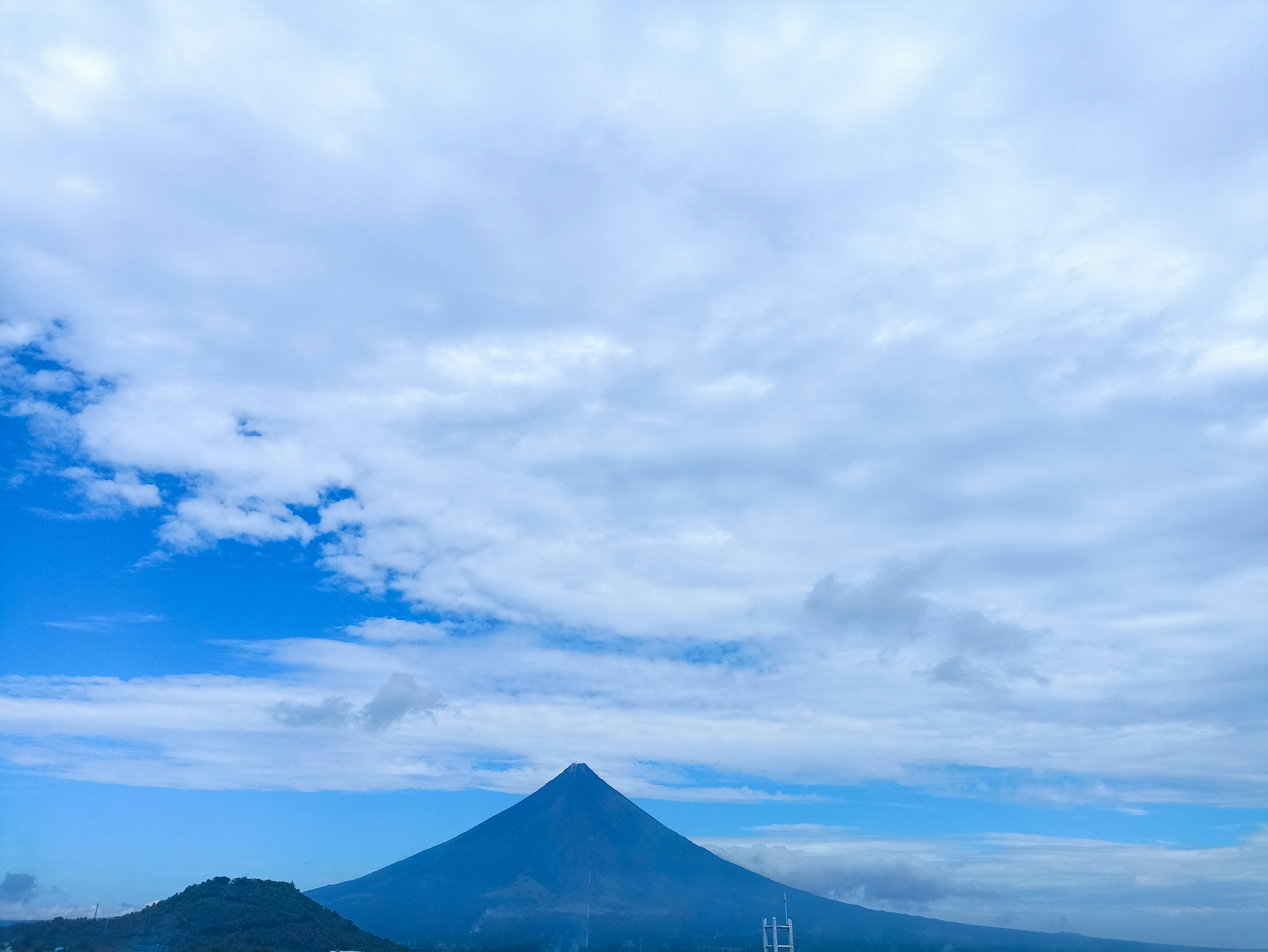 A mountain with a blue sky photo – Free Cloud Image on Unsplash