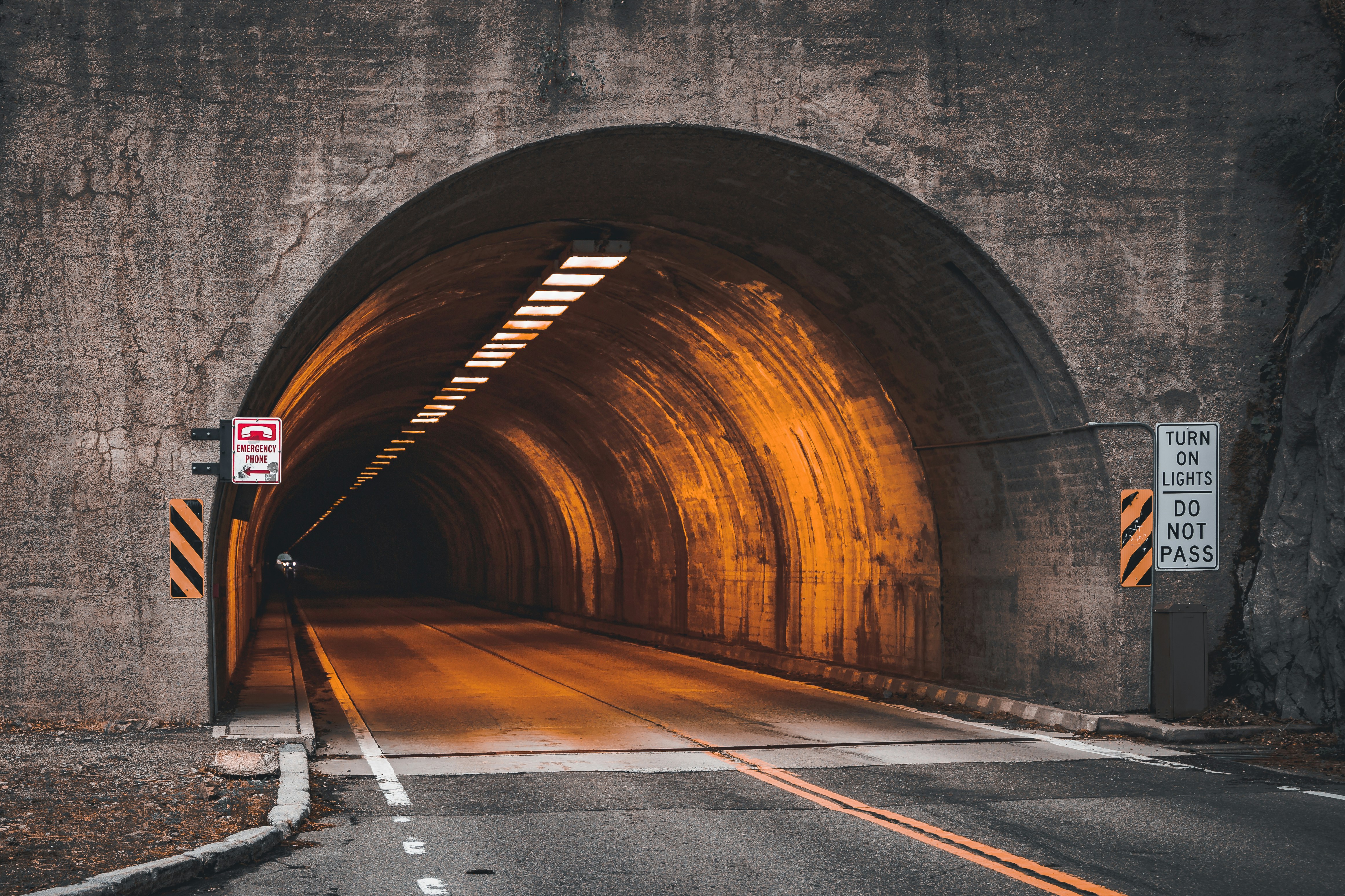 Un túnel con señales foto – Imagen de Yosemite gratuita en Unsplash